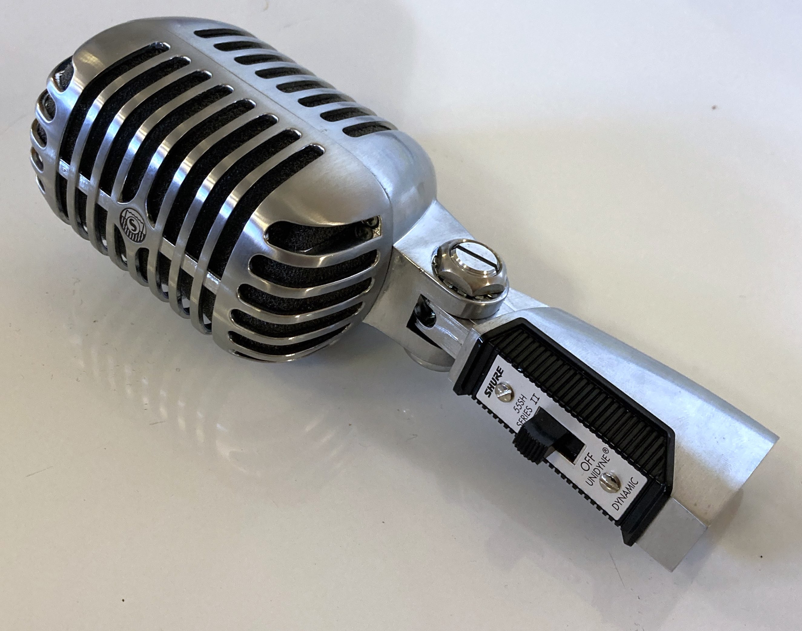 Lot 10 - SHURE 55SH VINTAGE STYLE DYNAMIC MICROPHONE.
