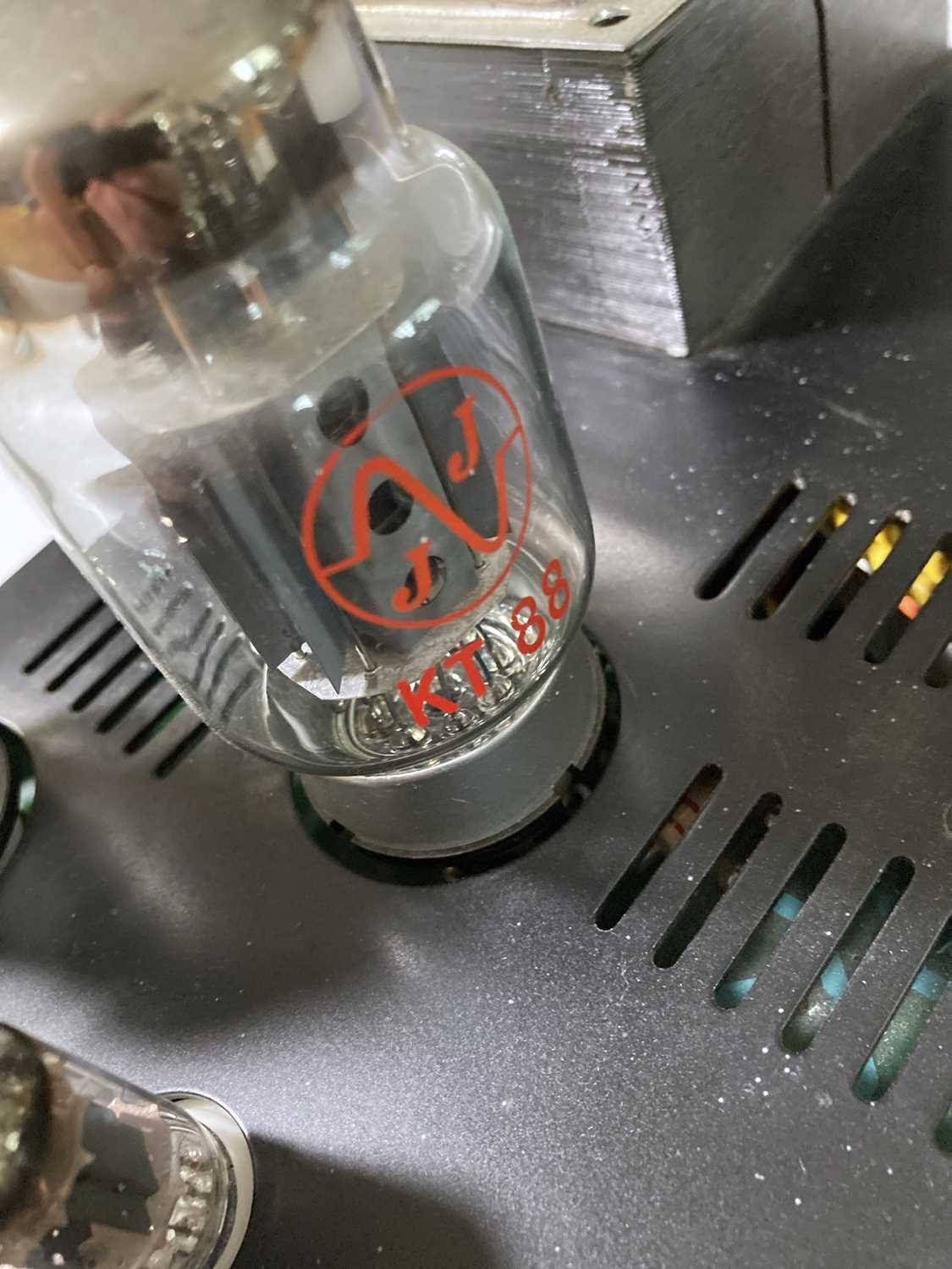 Lot 9 - WORLD AUDIO DESIGN - KIT88 VALVE INTEGRATED