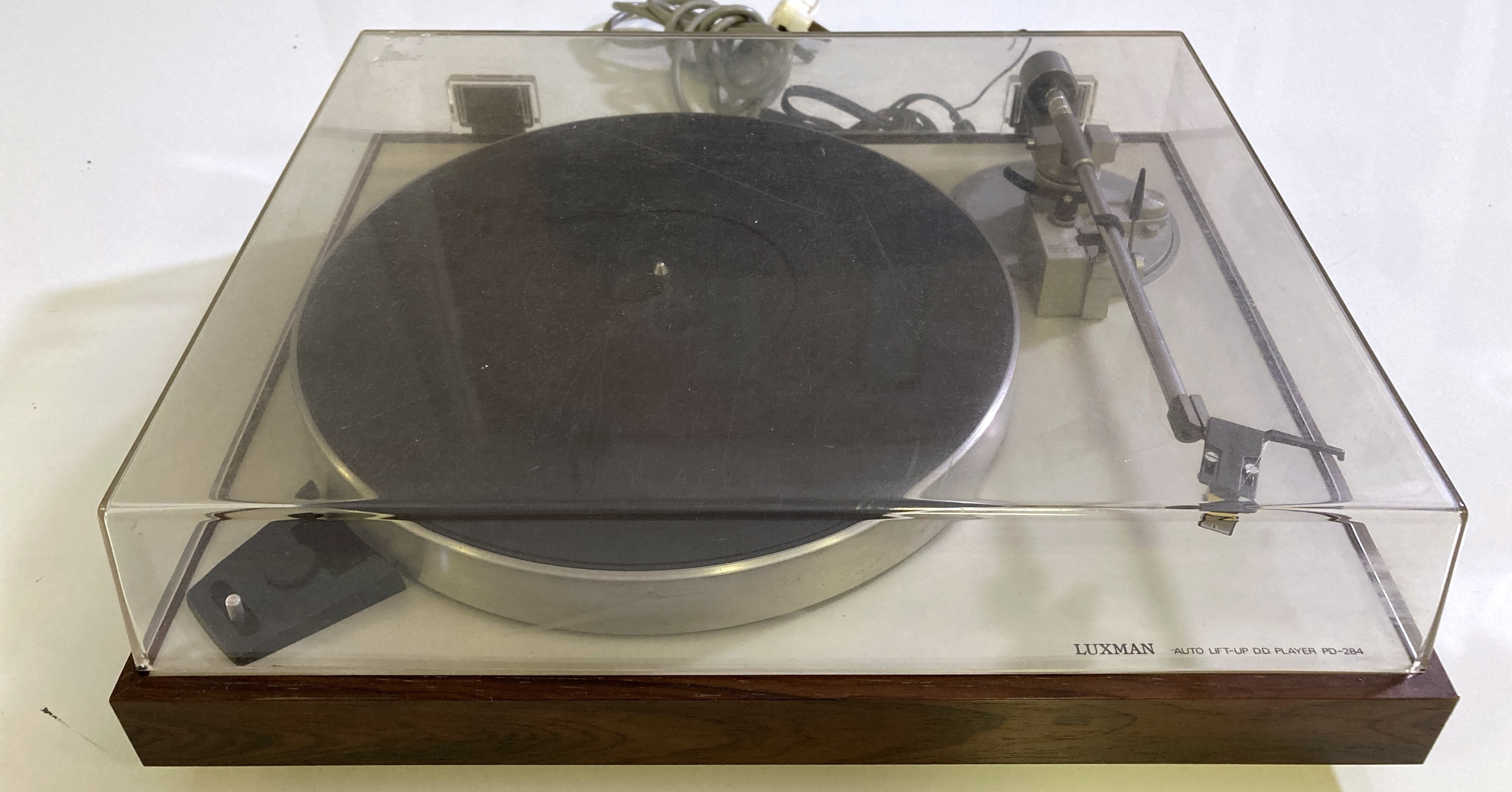 Lot 11 - LUXMAN PD-284 TURNTABLE,