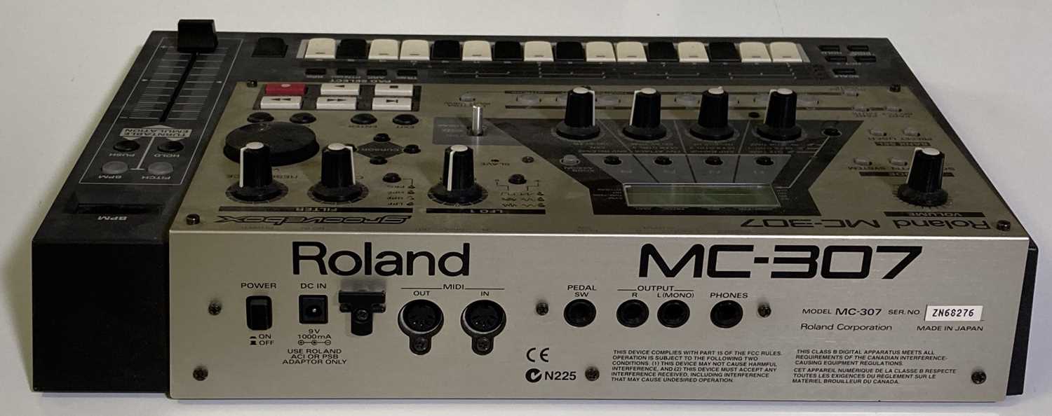 Lot 14 - ROLAND MC 307 DRUM MACHINE.