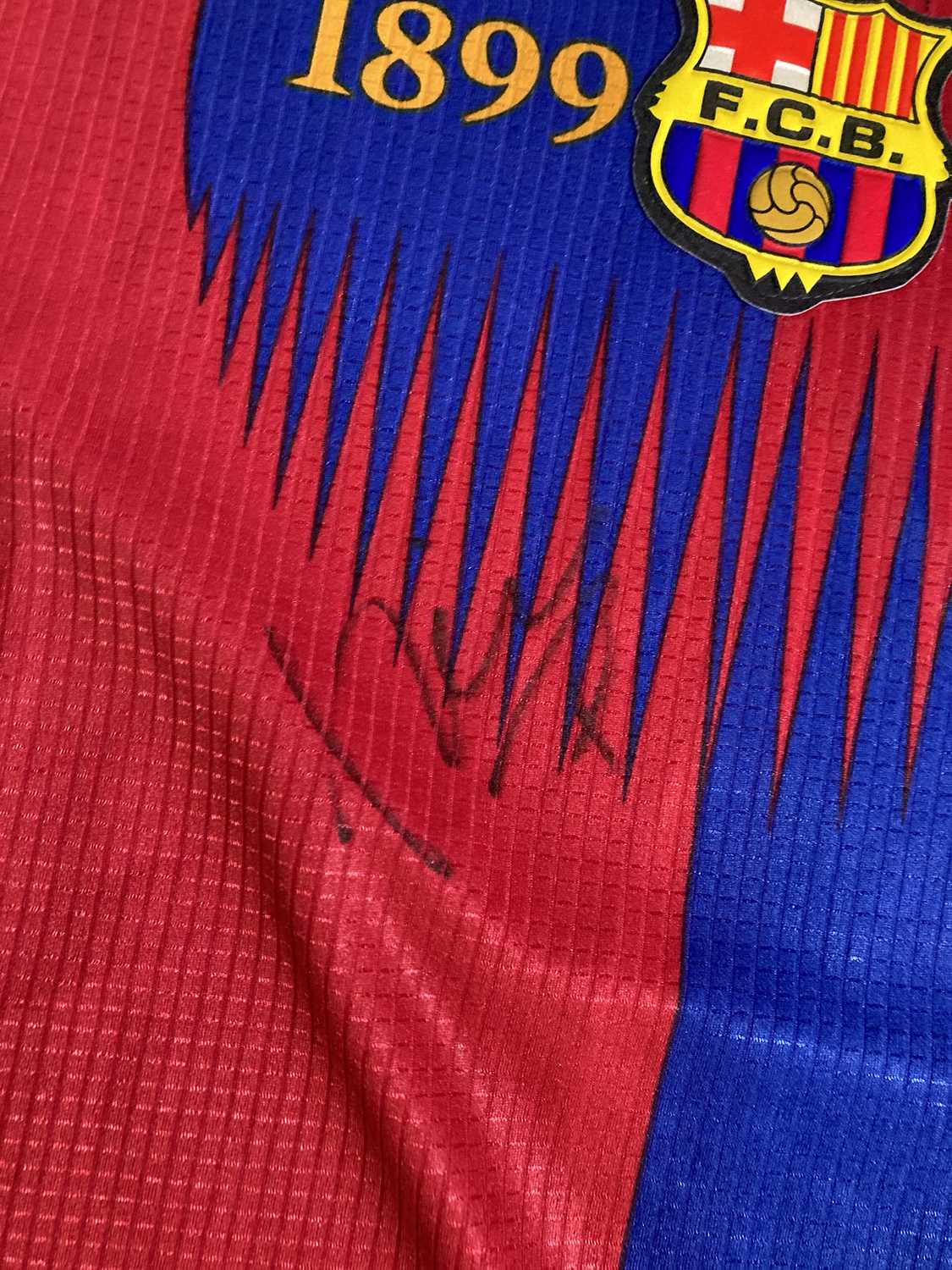 Lot 139 - FC BARCELONA - A SIGNED FOOTBALL SHIRT.