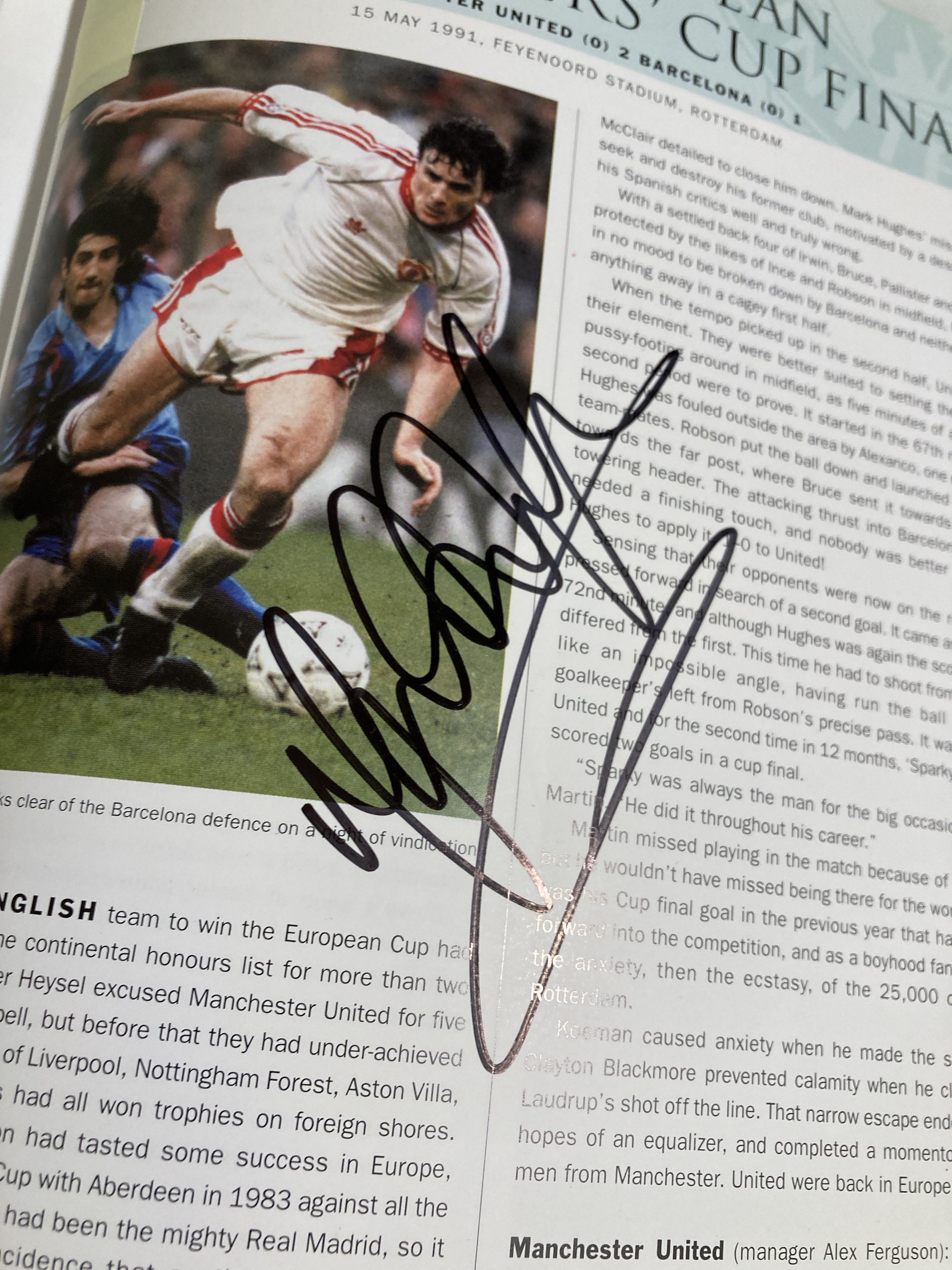 Lot 142 - MANCHESTER UNITED - BOOK SIGNED BY MANY