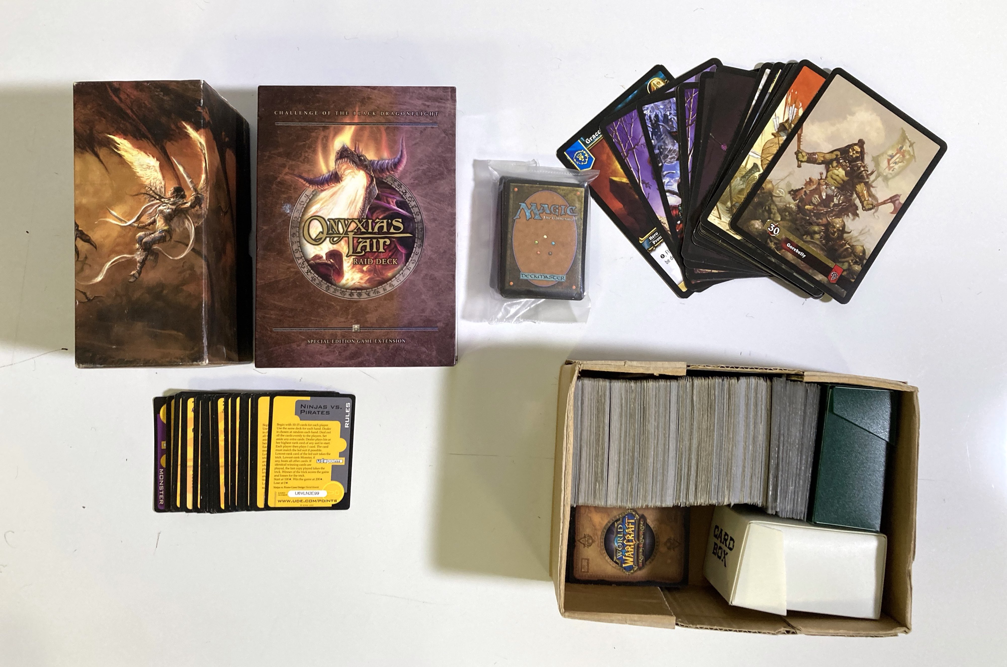 Lot 48 - MAGIC THE GATHERING / WORLD OF WARCRAFT CARDS.