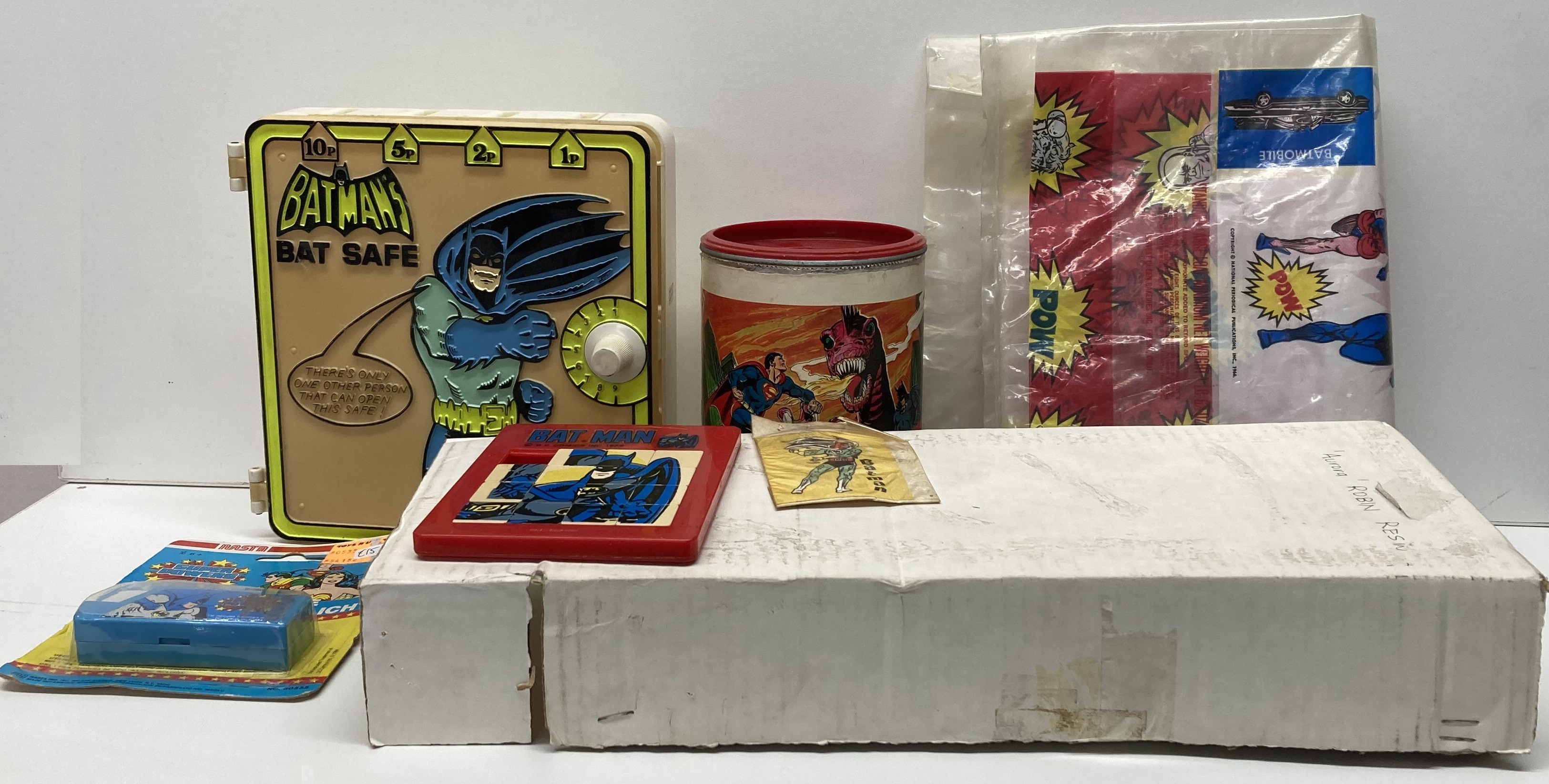 Lot 59 - ASSORTED BATMAN ITEMS.