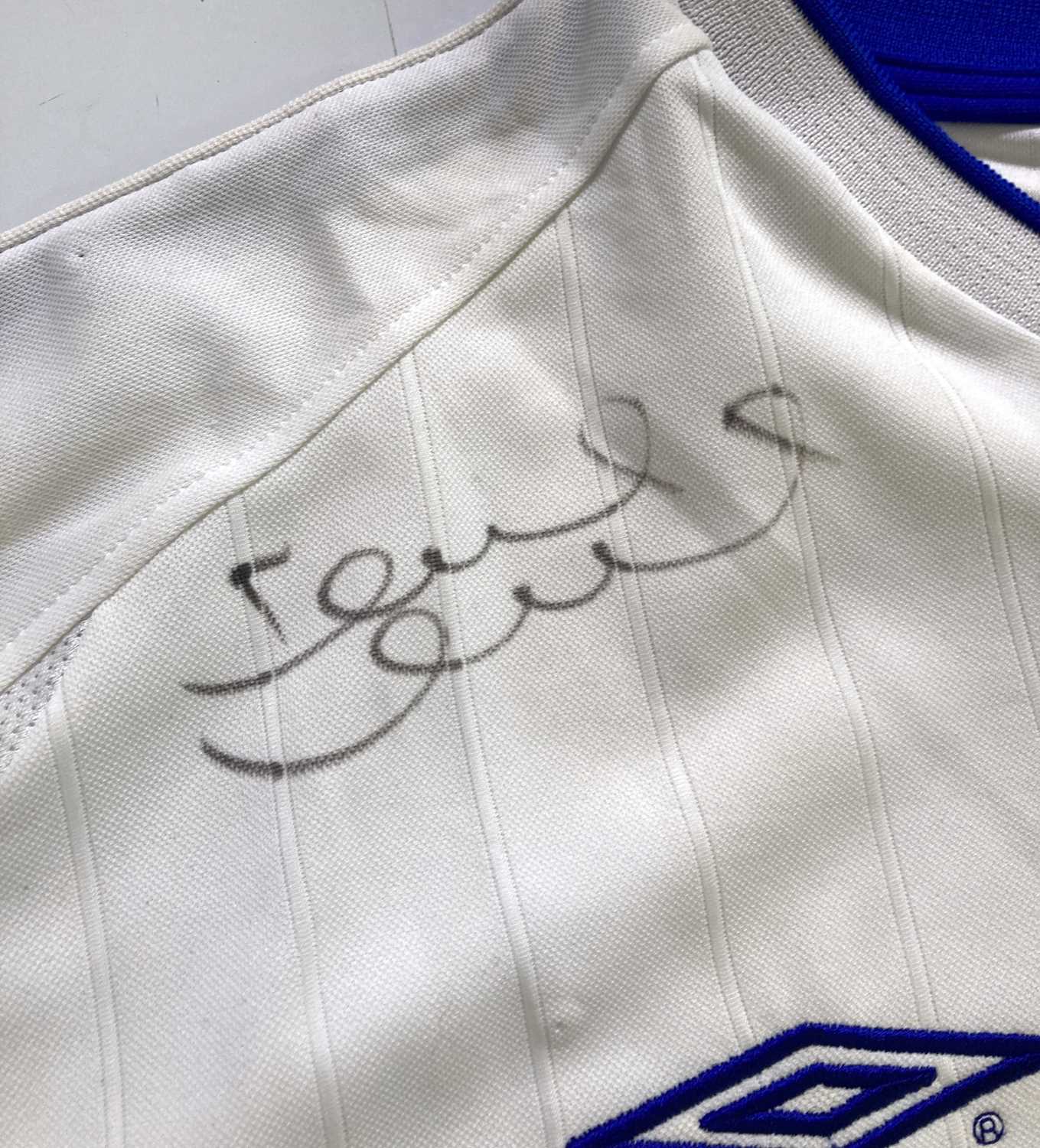 Lot 208 - FOOTBALL - CHELSEA 2001 TEAM SIGNED DISPLAY