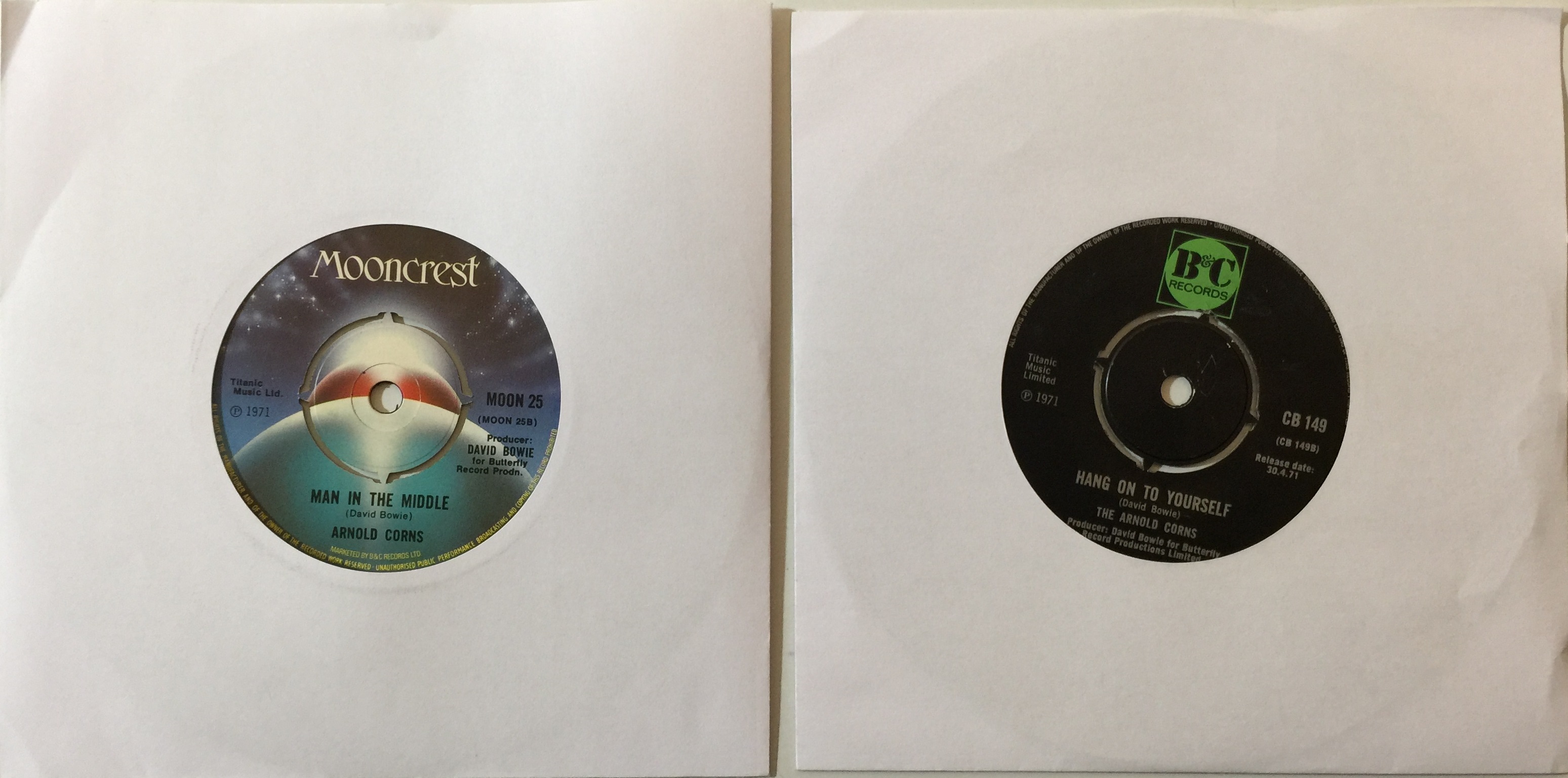 Lot 314 - THE ARNOLD CORNS - MOONAGE DAYDREAM/HANG ON