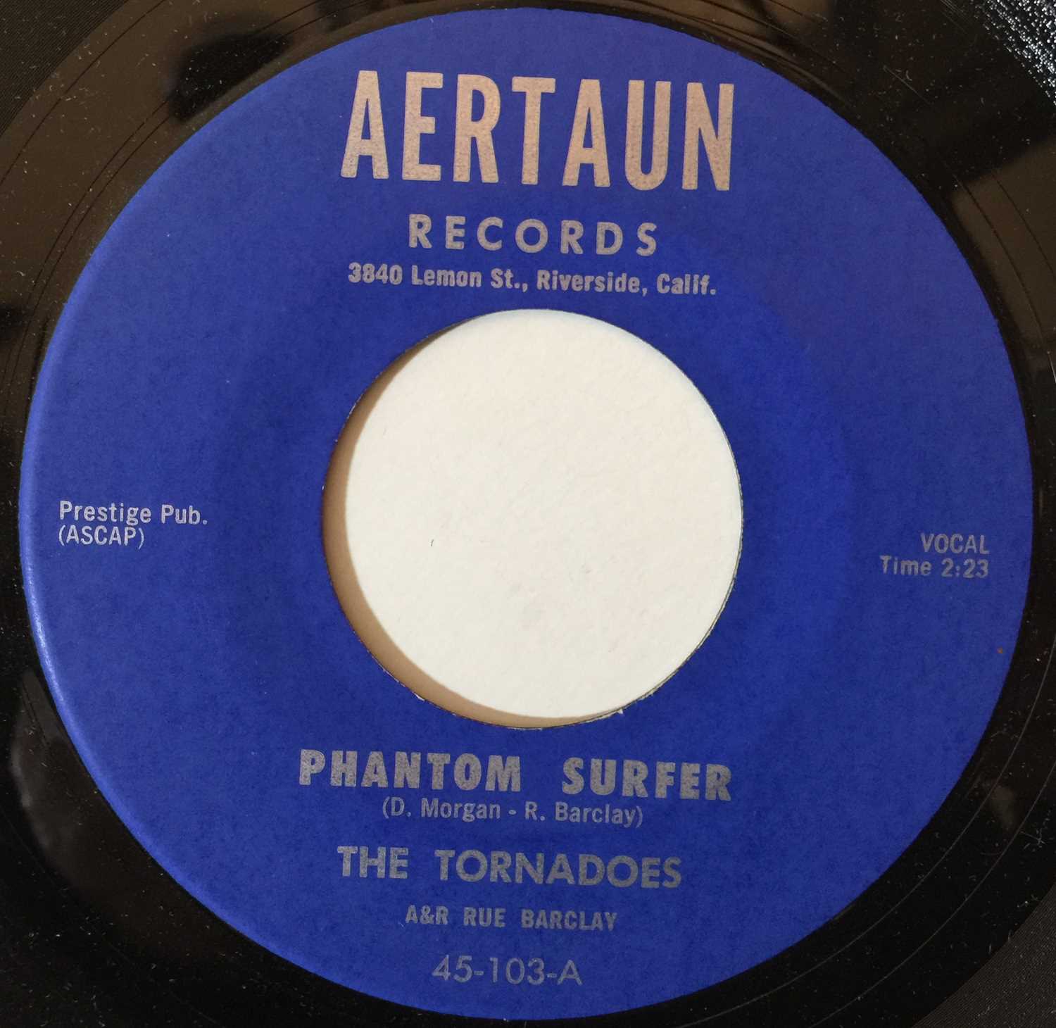 Lot 4 - THE TORNADOES - PHANTOM SURFER/ SHOOTIN