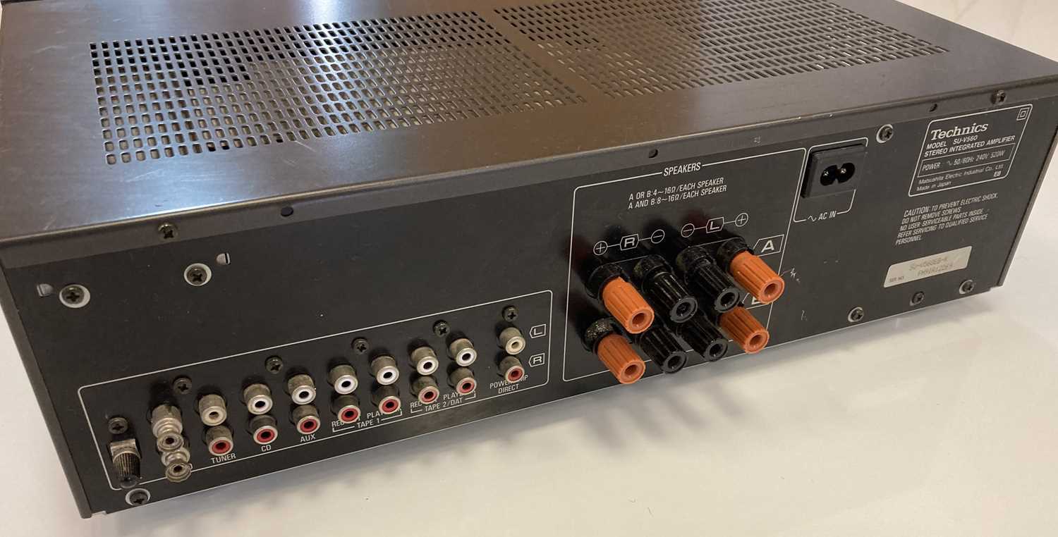 Lot 6 - TECHNICS SU-V560 AMPLIFIER