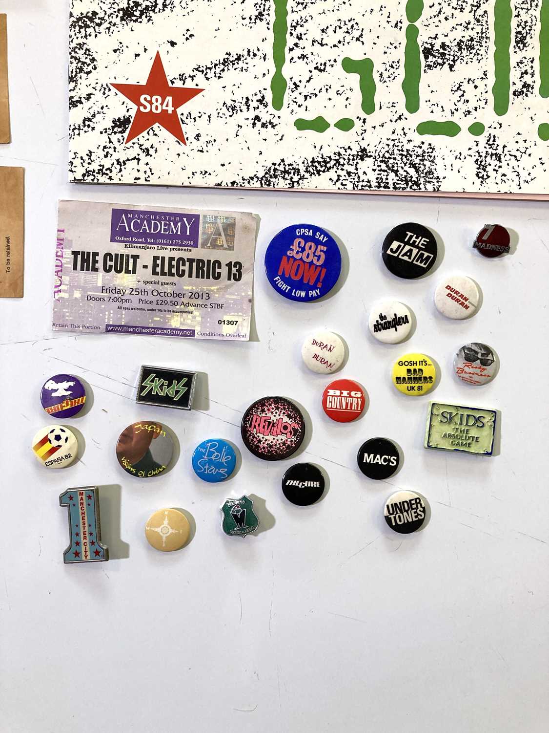 Lot 185 - CONCERT MEMORABILIA - BADGES / PROGRAMMES