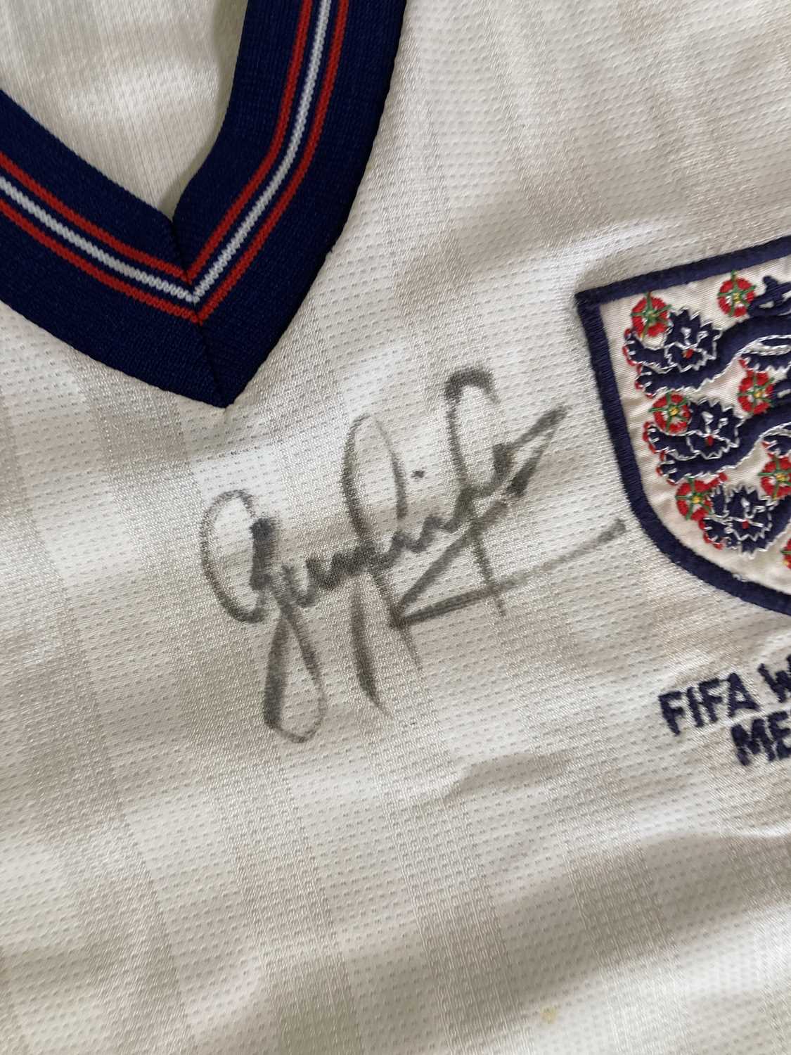 Lot 18 - AN ENGLAND 1986 SHIRT SIGNED BY GARY LINEKER.