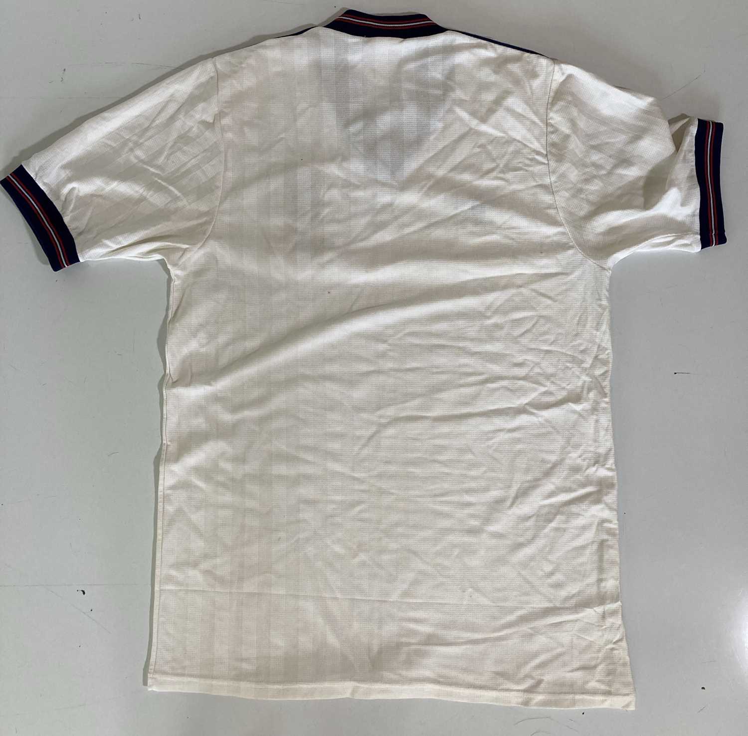 Lot 18 - AN ENGLAND 1986 SHIRT SIGNED BY GARY LINEKER.