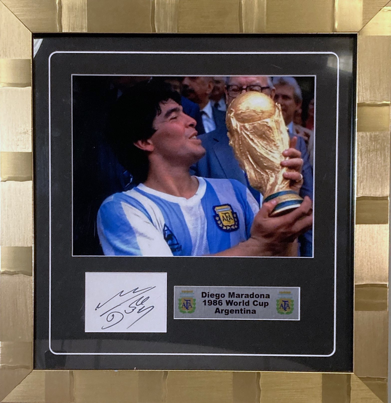 Lot 43 - DIEGO MARADONA - A SIGNED PHOTOGRAPH.