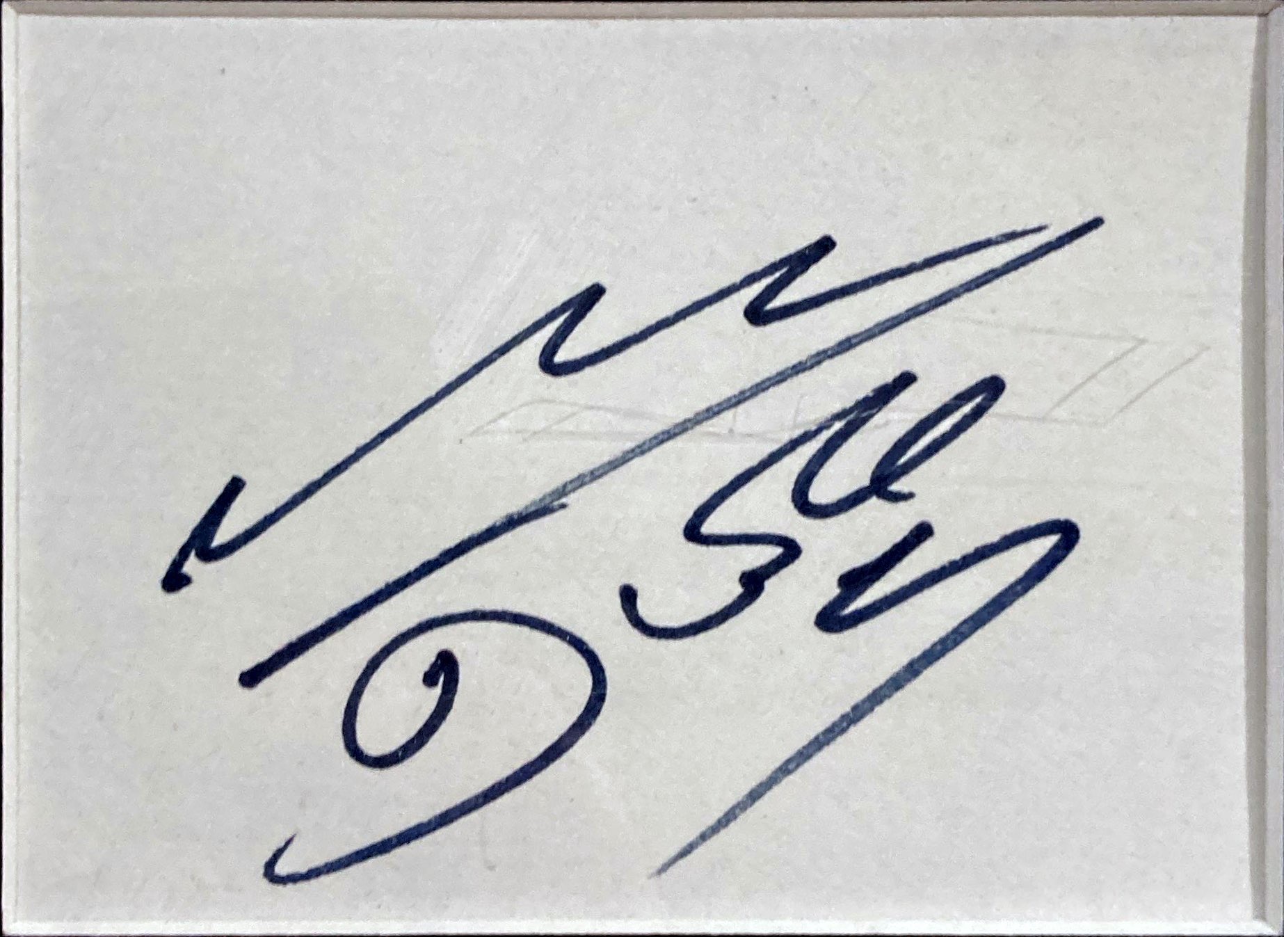 Lot 43 - DIEGO MARADONA - A SIGNED PHOTOGRAPH.