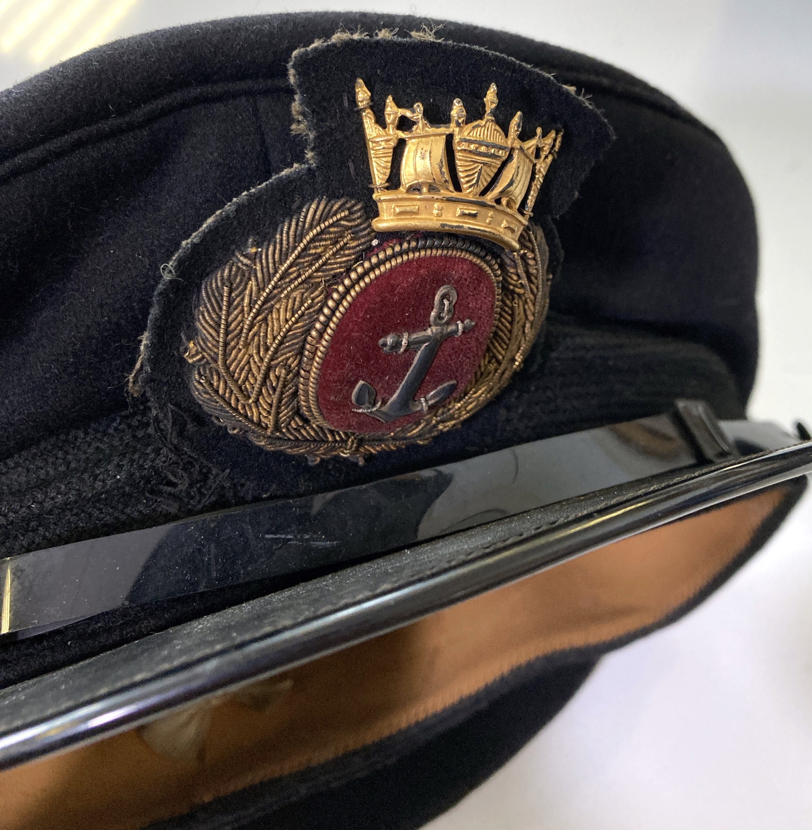 Lot 17 - MILITARIA INC MEDALS - NAVY CAPS / BADGES.