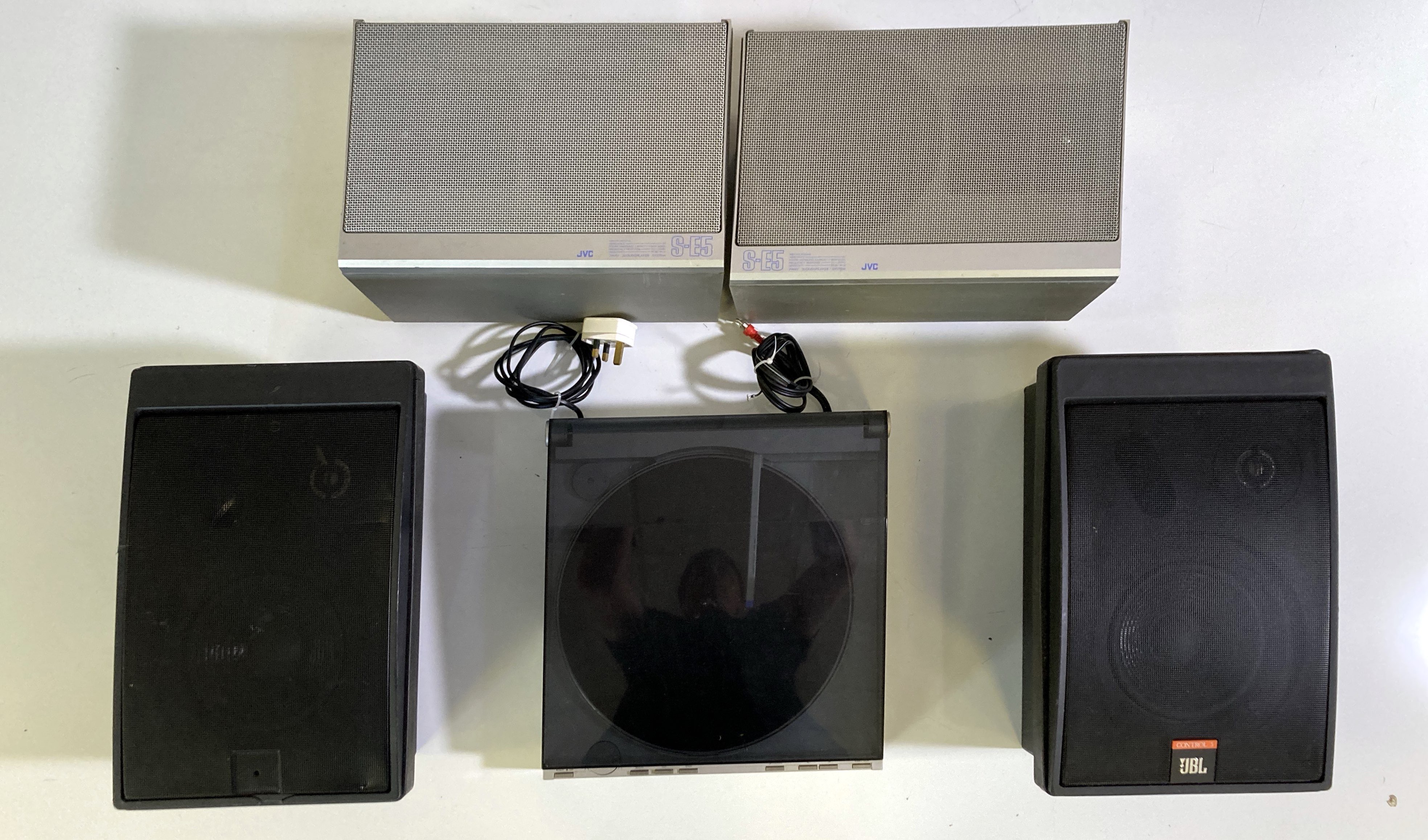 Lot 3 - JVC / JBL EQUIPMENT INC TURNTABLE AND SPEAKERS.
