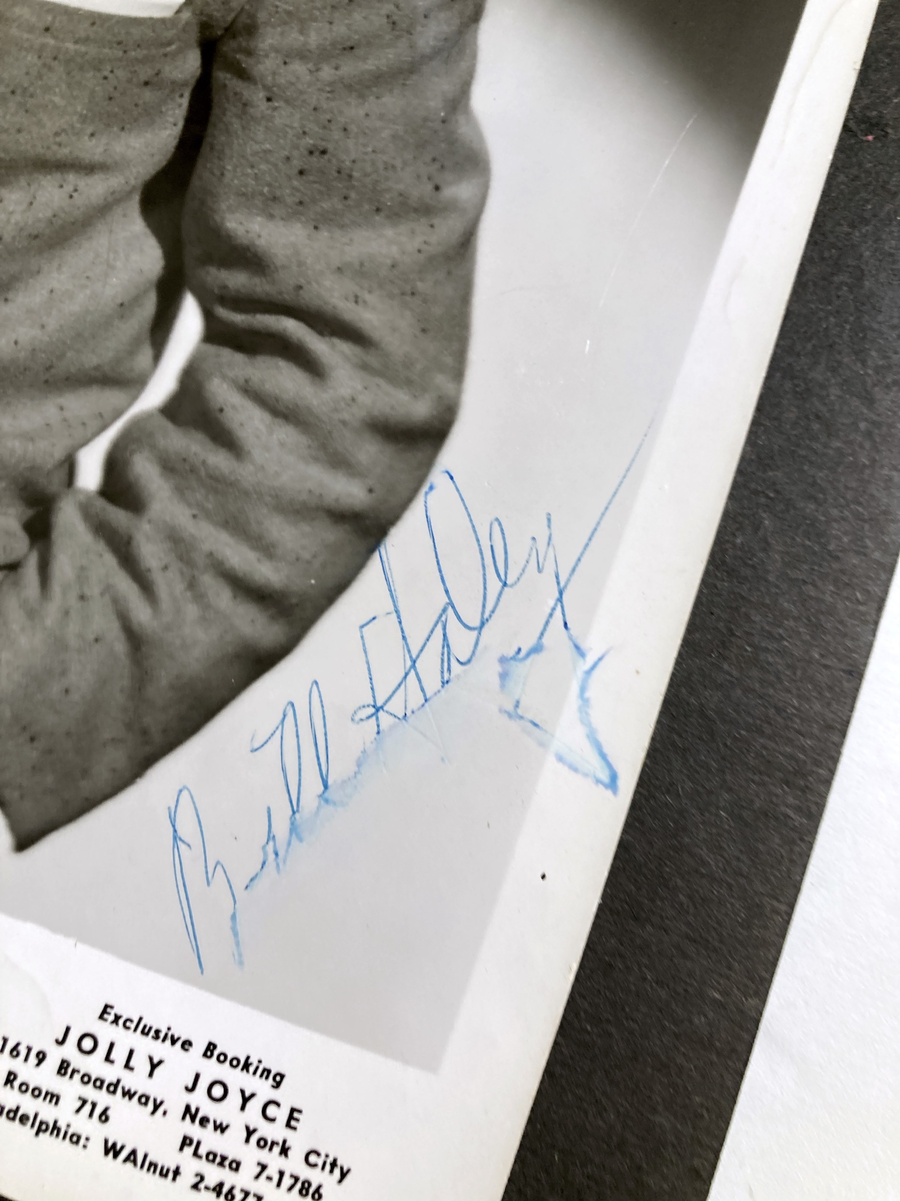Lot 382 - BILL HALEY - A SIGNED ORIGINAL PRESS PHOTO.