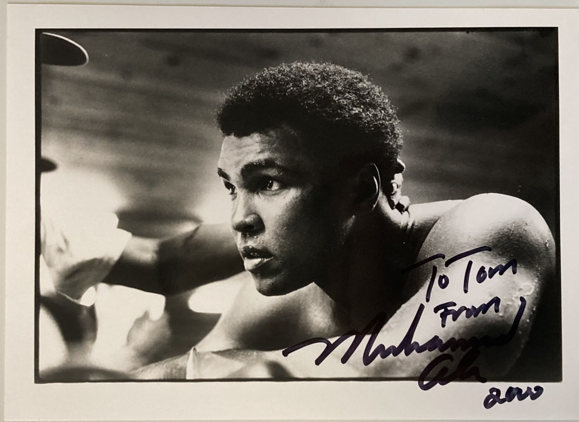 Lot 156 - SPORTS AUTOGRAPHS - MUHAMMAD ALI SIGNED