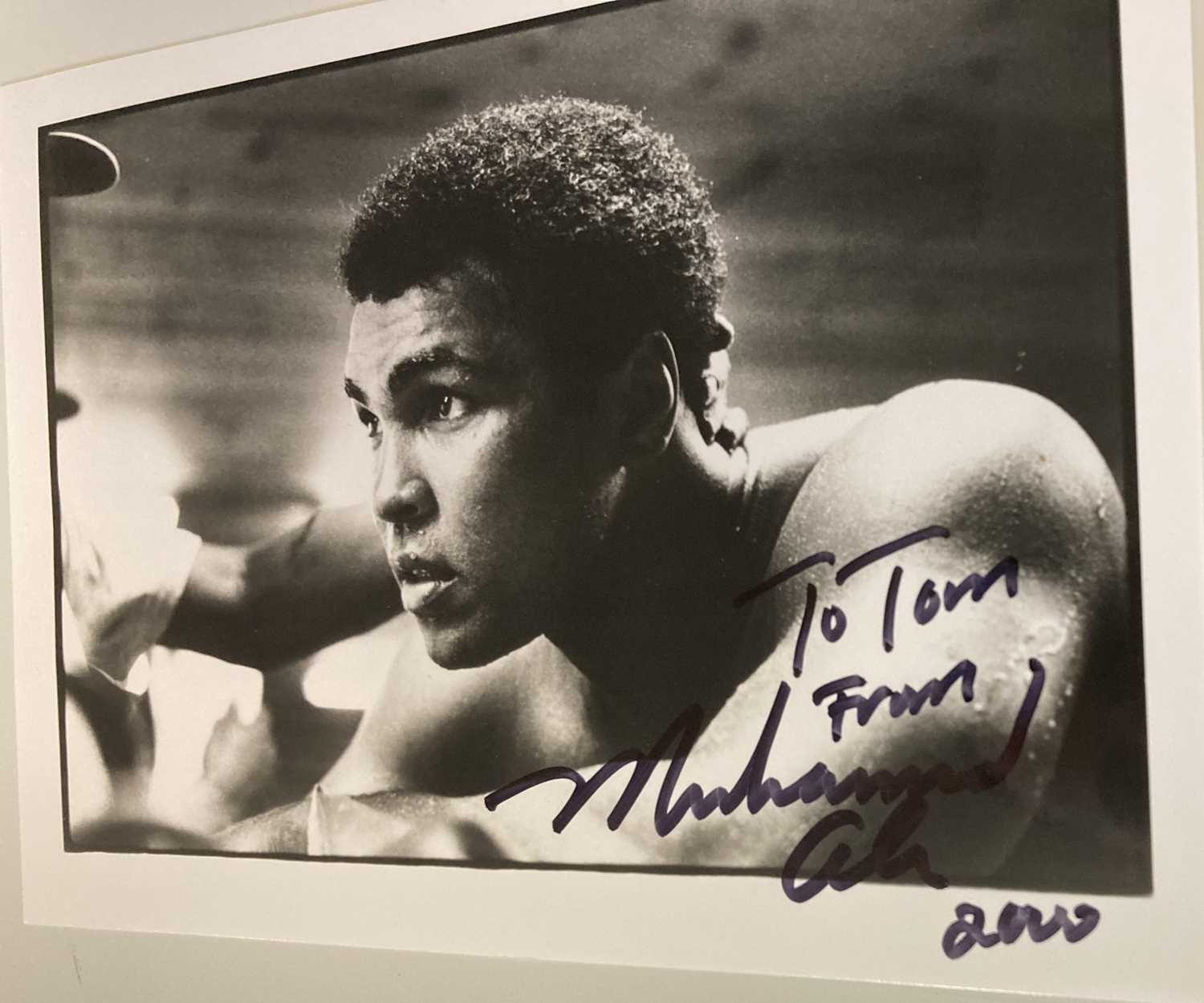 Lot 156 - SPORTS AUTOGRAPHS - MUHAMMAD ALI SIGNED