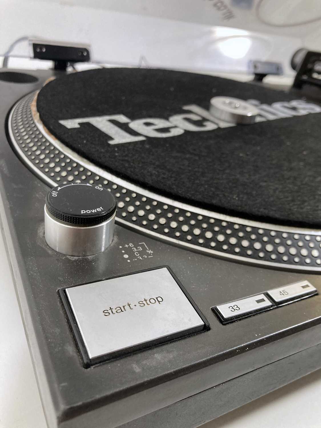 Lot 7 - TECHNICS SL-1210 MK2 TURNTABLE.