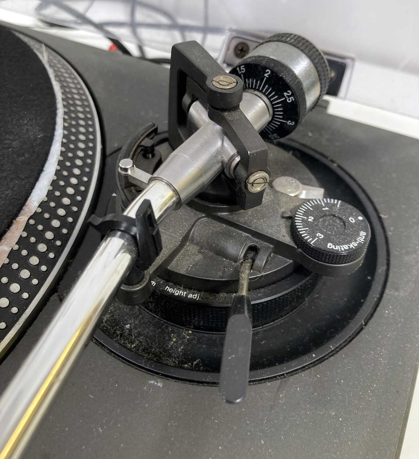 Lot 8 - TECHNICS SL-1210 MK2 TURNTABLE.