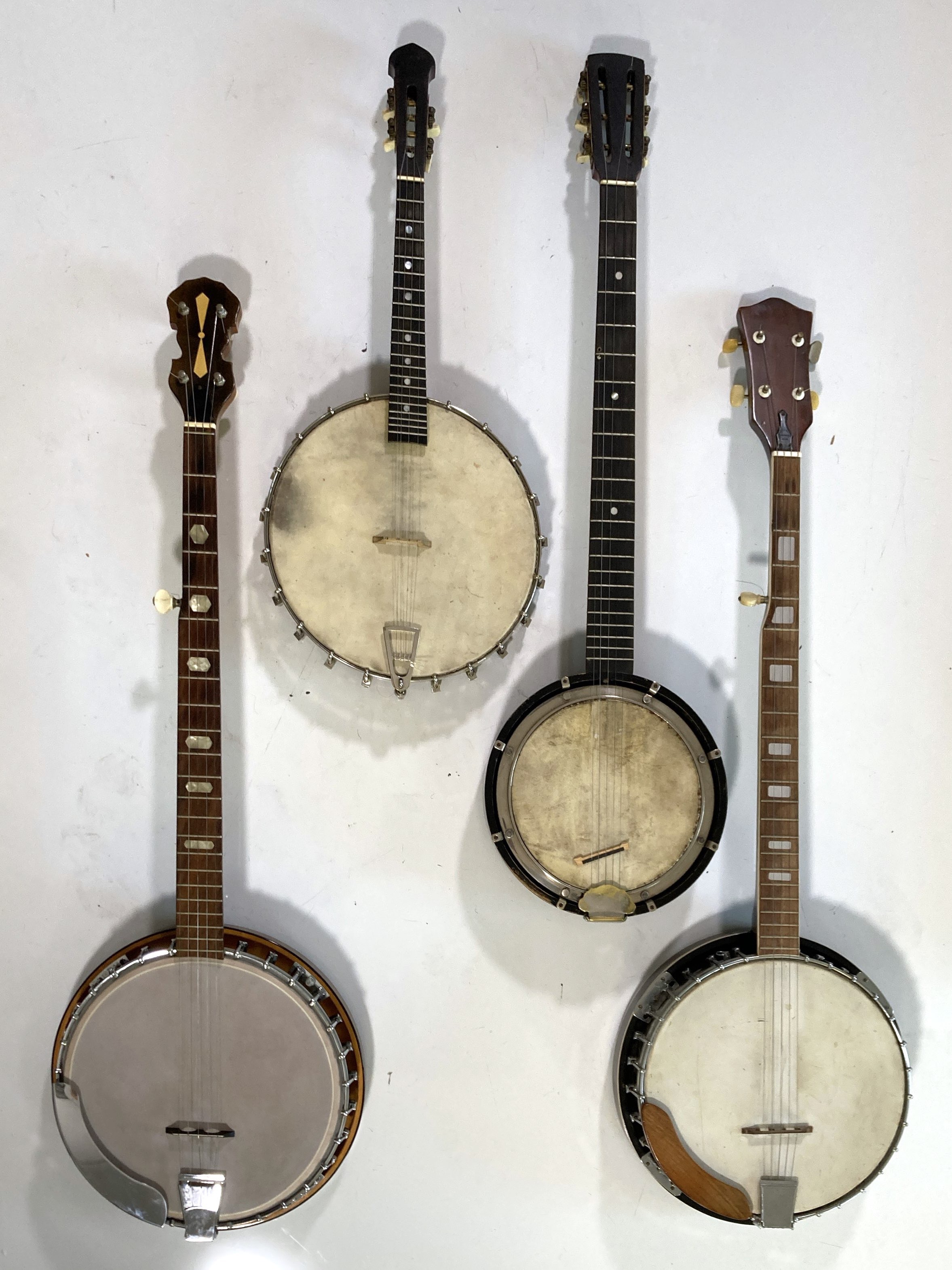 Lot 31 - BANJOS & MANDOLIN.