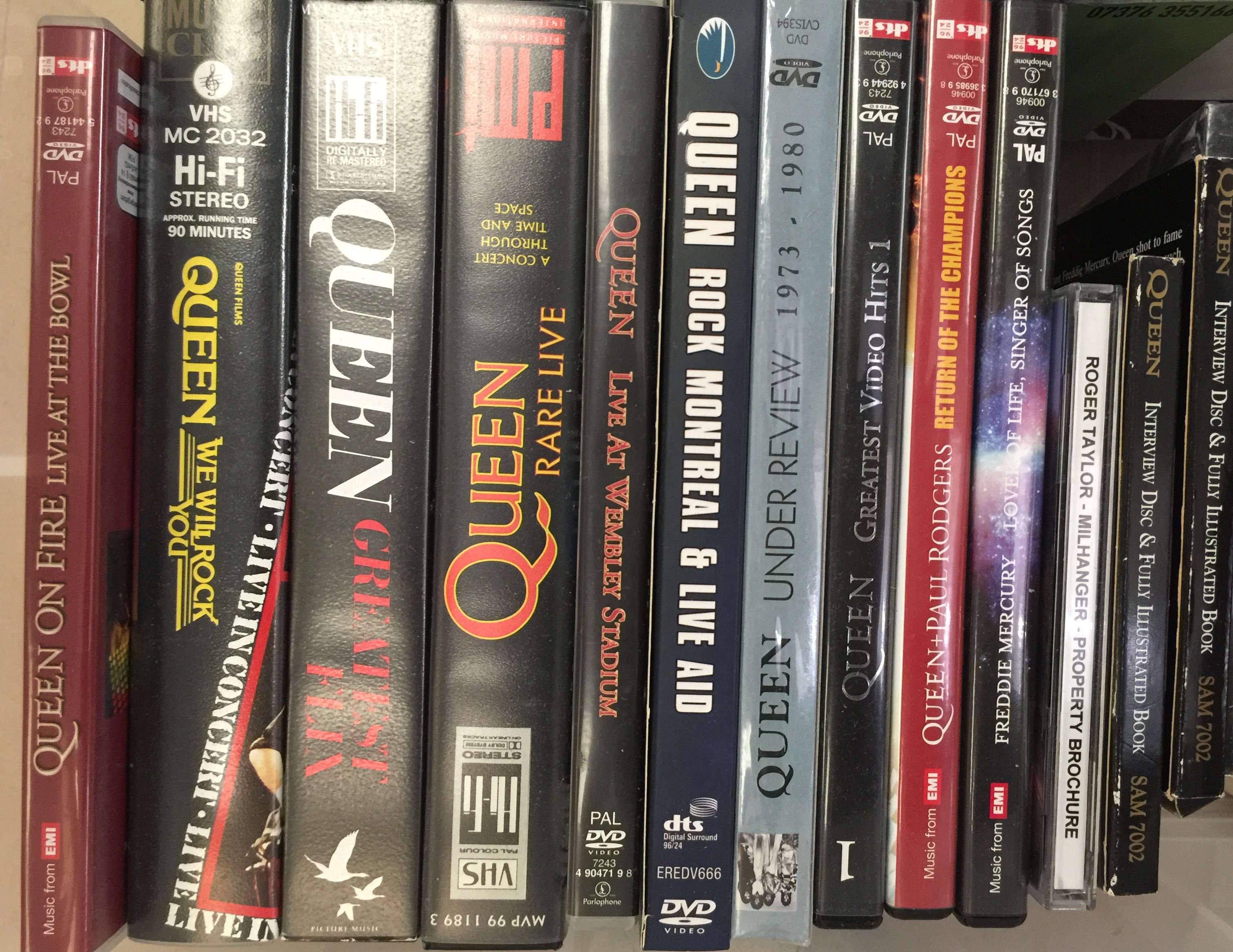 Lot 39 - QUEEN - CD COLLECTION (PLUS