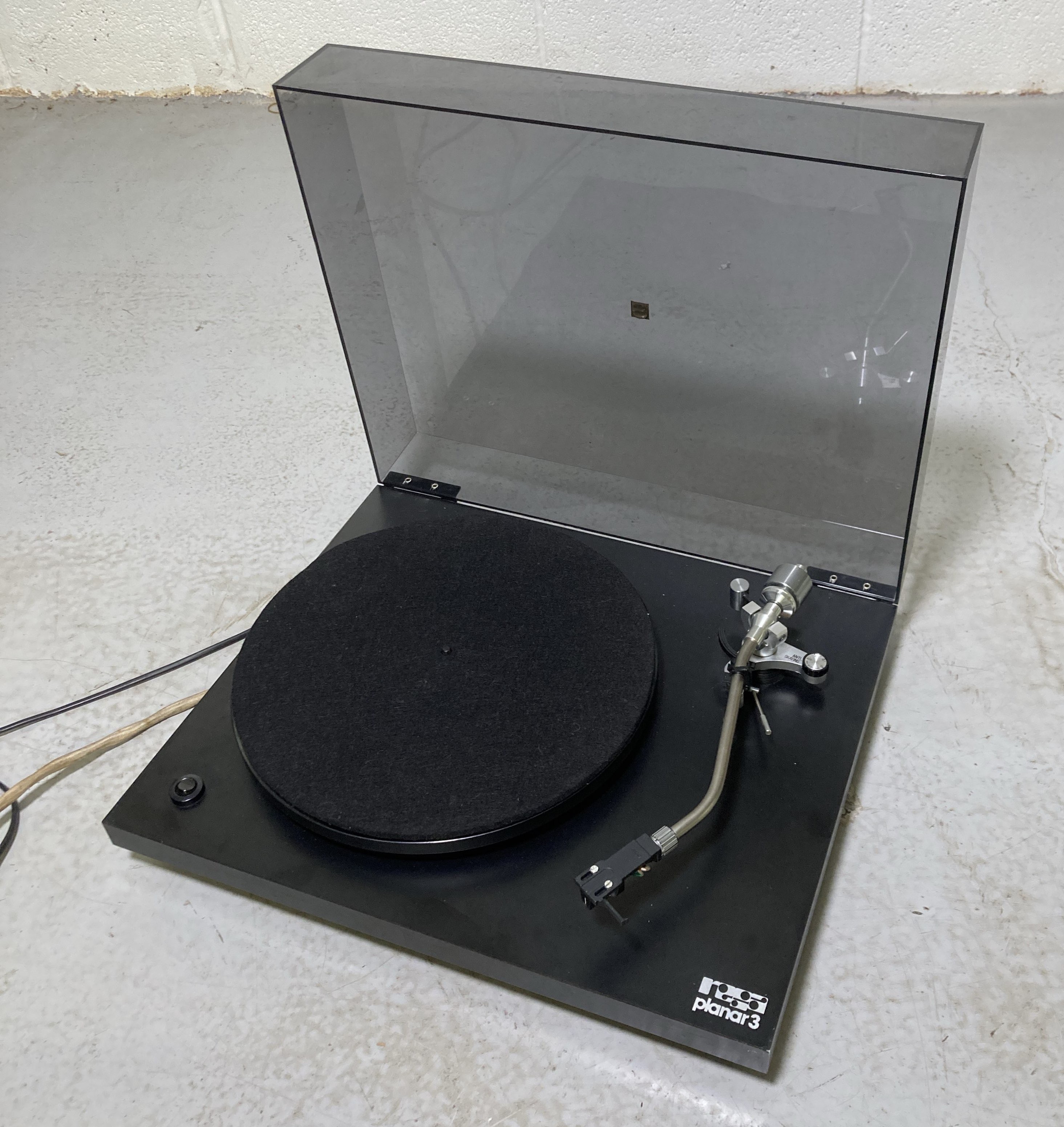 Lot 8 - REGA PLANAR 3 TURNTABLE WITH CORAL MC-81
