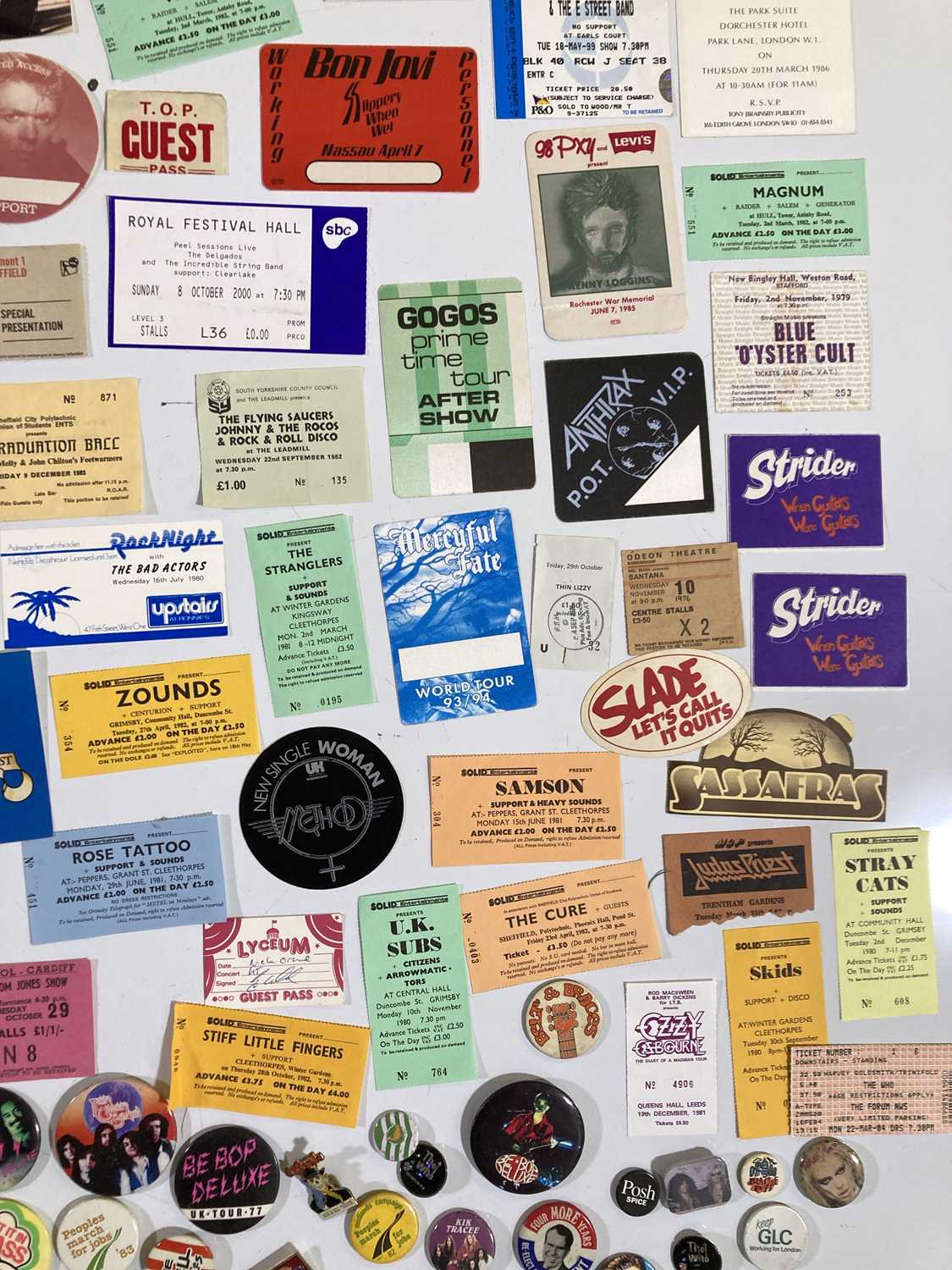 Lot 119 - CONCERT MEMORABILIA - PROGRAMMES / BADGES