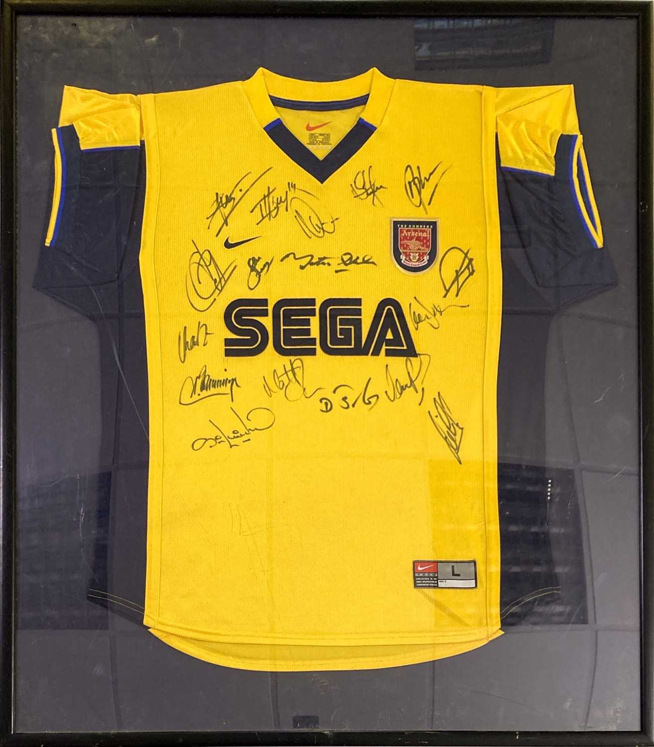 Lot 194 - ARSENAL - A SIGNED 1999/2000 AWAY SHIRT.