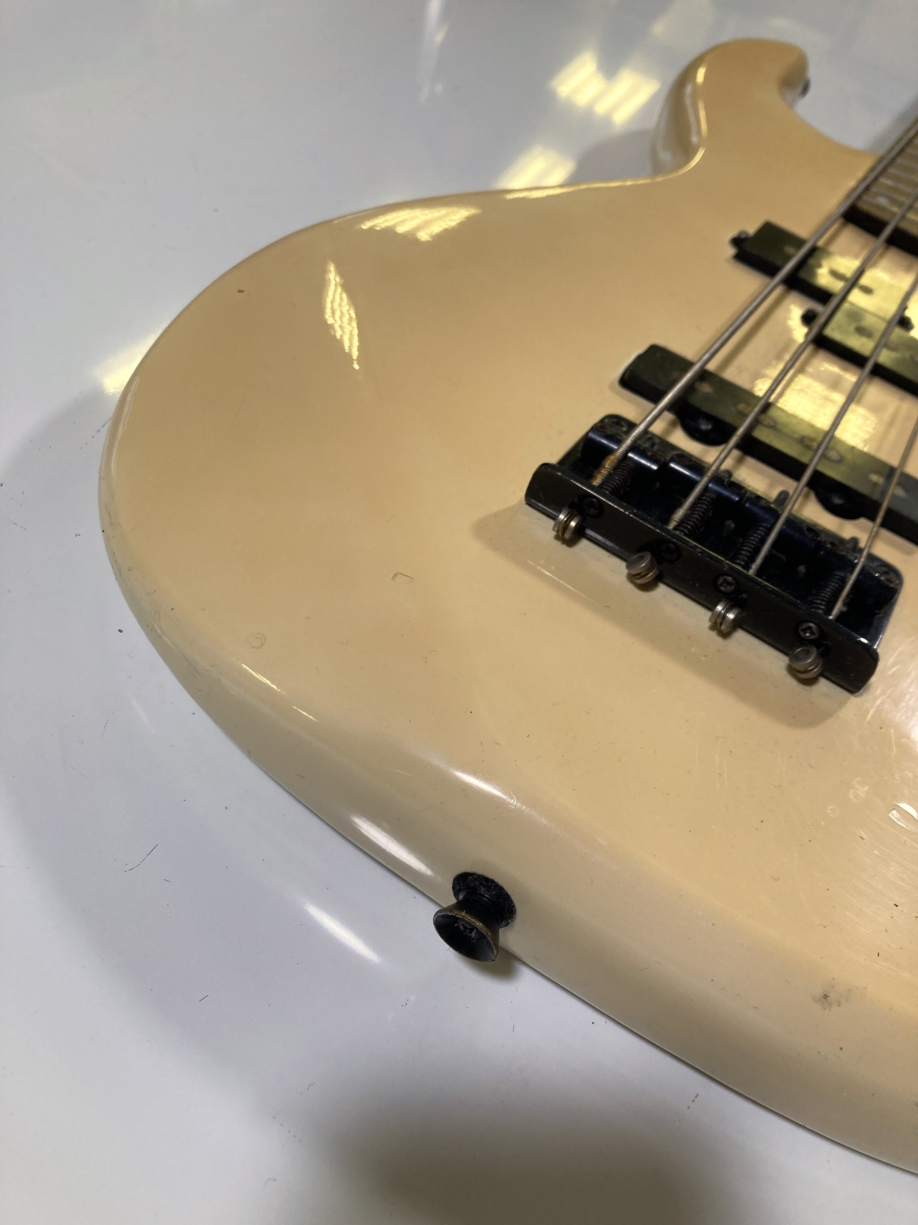 Lot 43 - VOX WHITE SHADOW ELECTRIC BASS GUITAR.