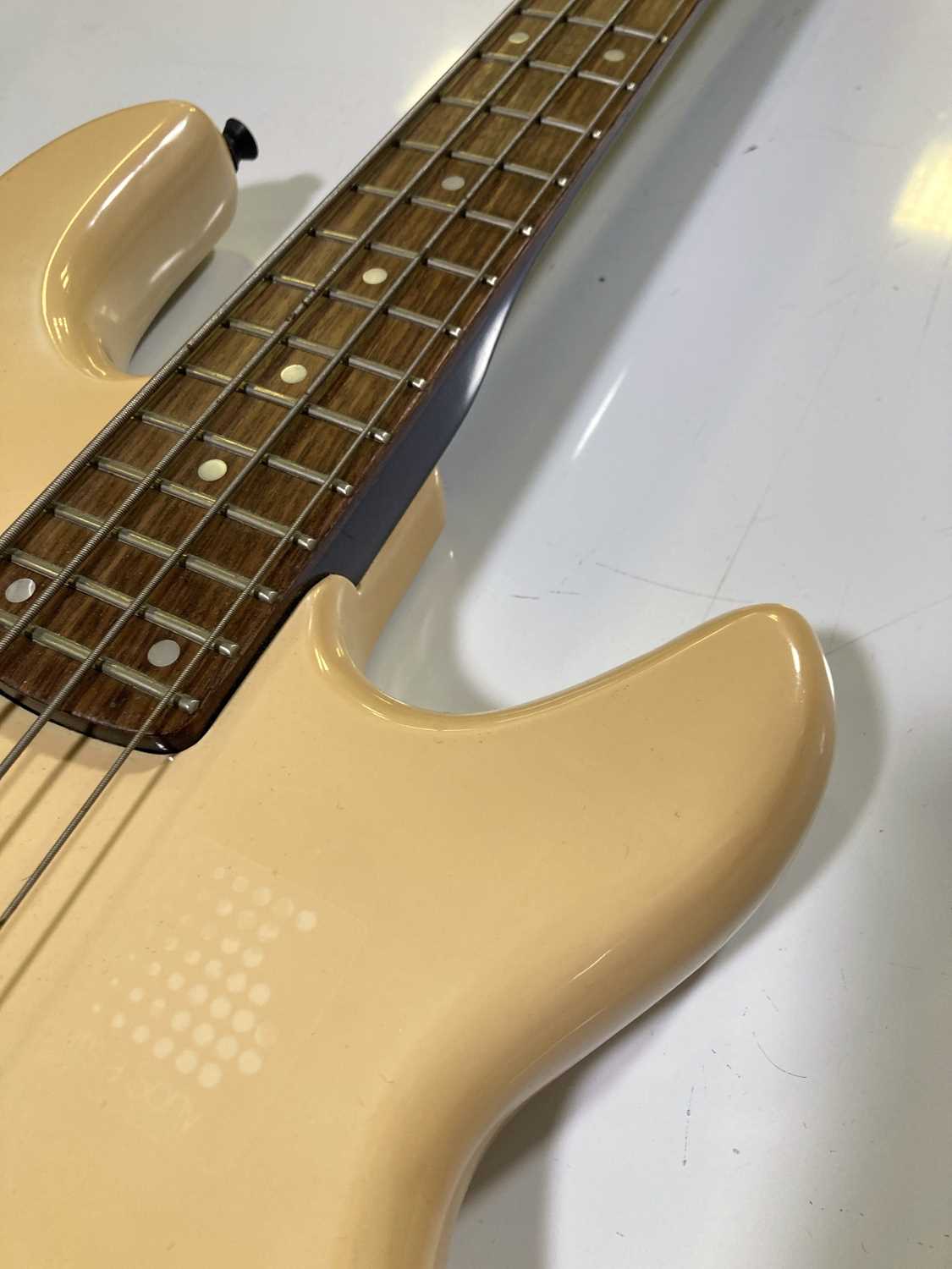 Lot 43 - VOX WHITE SHADOW ELECTRIC BASS GUITAR.