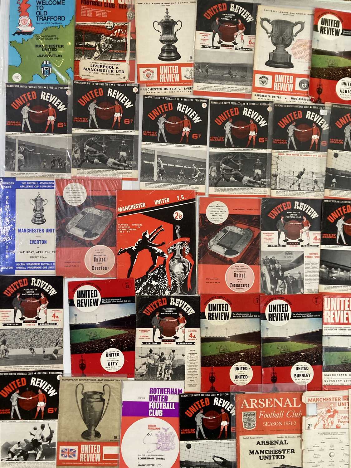 Lot 68 - 1960s MANCHESTER UNITED PROGRAMMES.