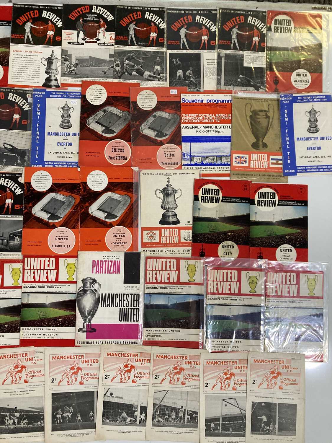 Lot 68 - 1960s MANCHESTER UNITED PROGRAMMES.