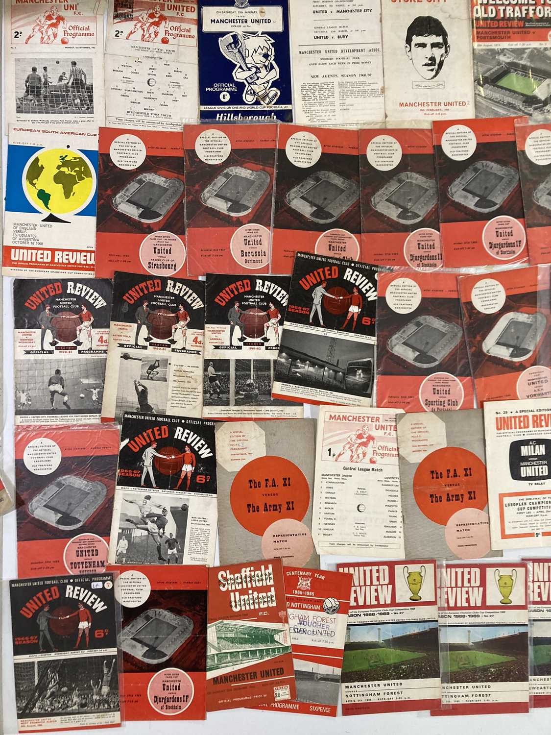Lot 68 - 1960s MANCHESTER UNITED PROGRAMMES.