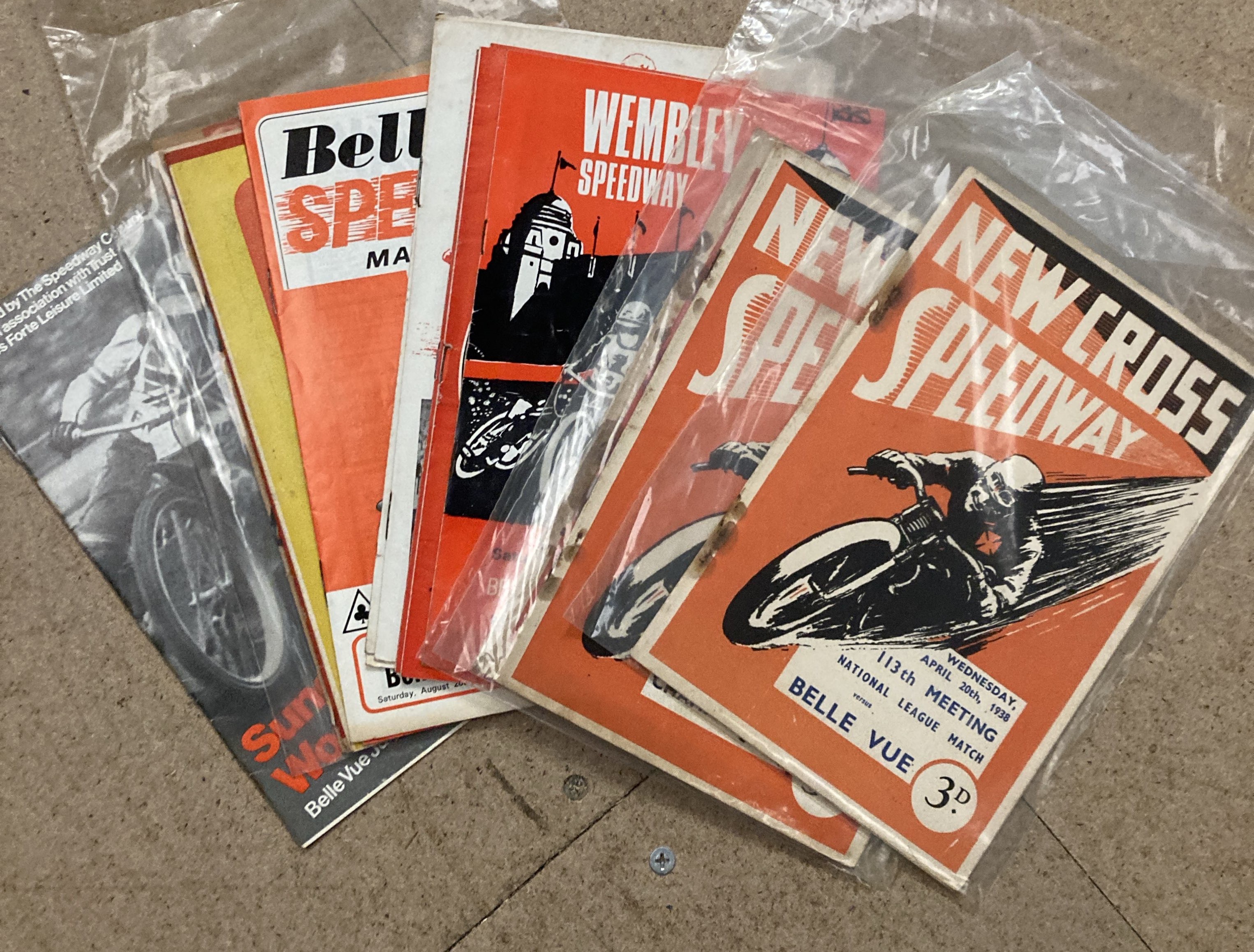 Lot 11 - SPORTS BOOKS, ANNUALS & MAGAZINES.