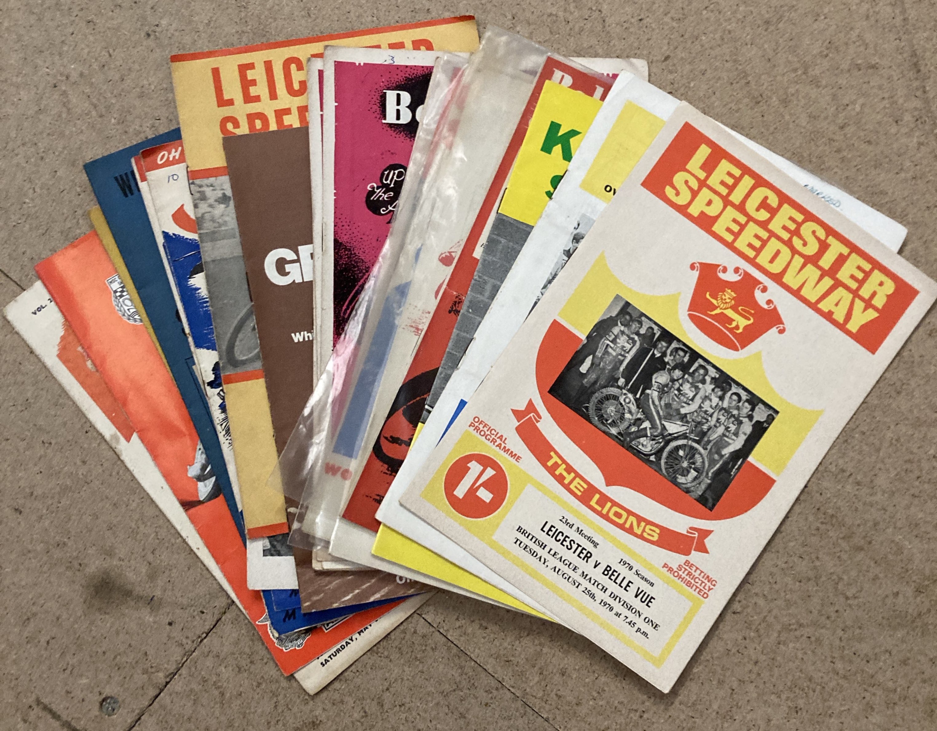 Lot 11 - SPORTS BOOKS, ANNUALS & MAGAZINES.