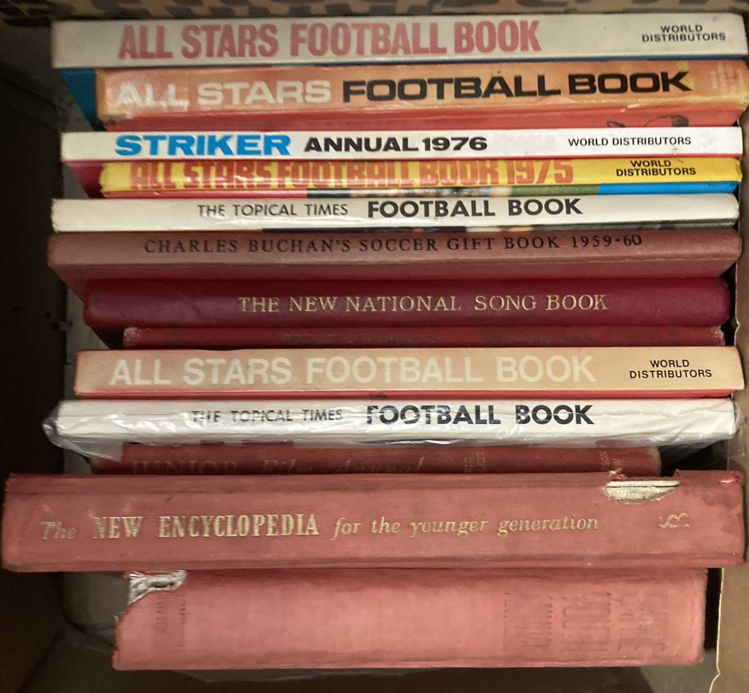 Lot 11 - SPORTS BOOKS, ANNUALS & MAGAZINES.