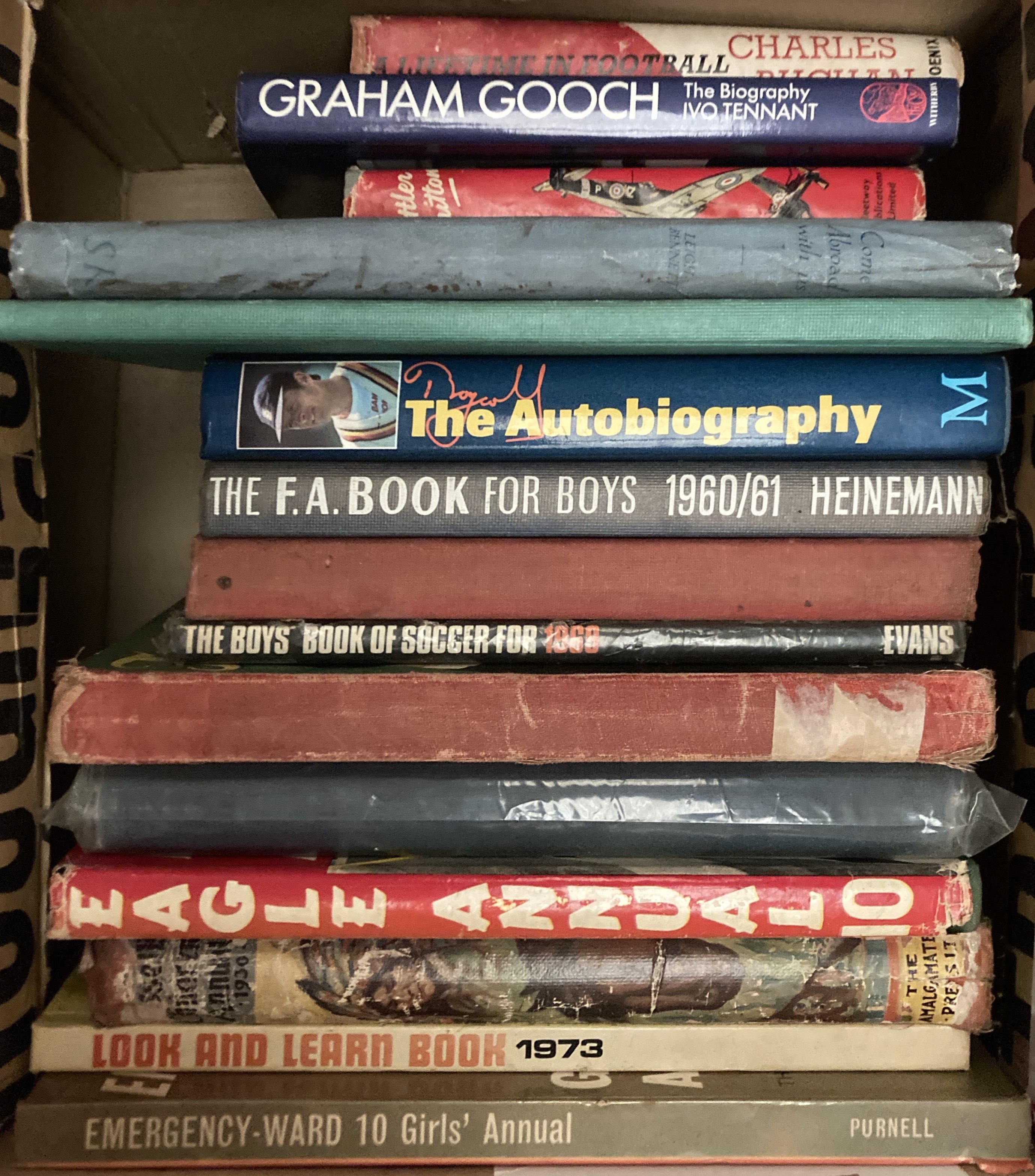 Lot 11 - SPORTS BOOKS, ANNUALS & MAGAZINES.