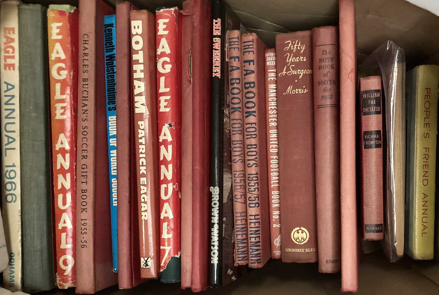 Lot 11 - SPORTS BOOKS, ANNUALS & MAGAZINES.