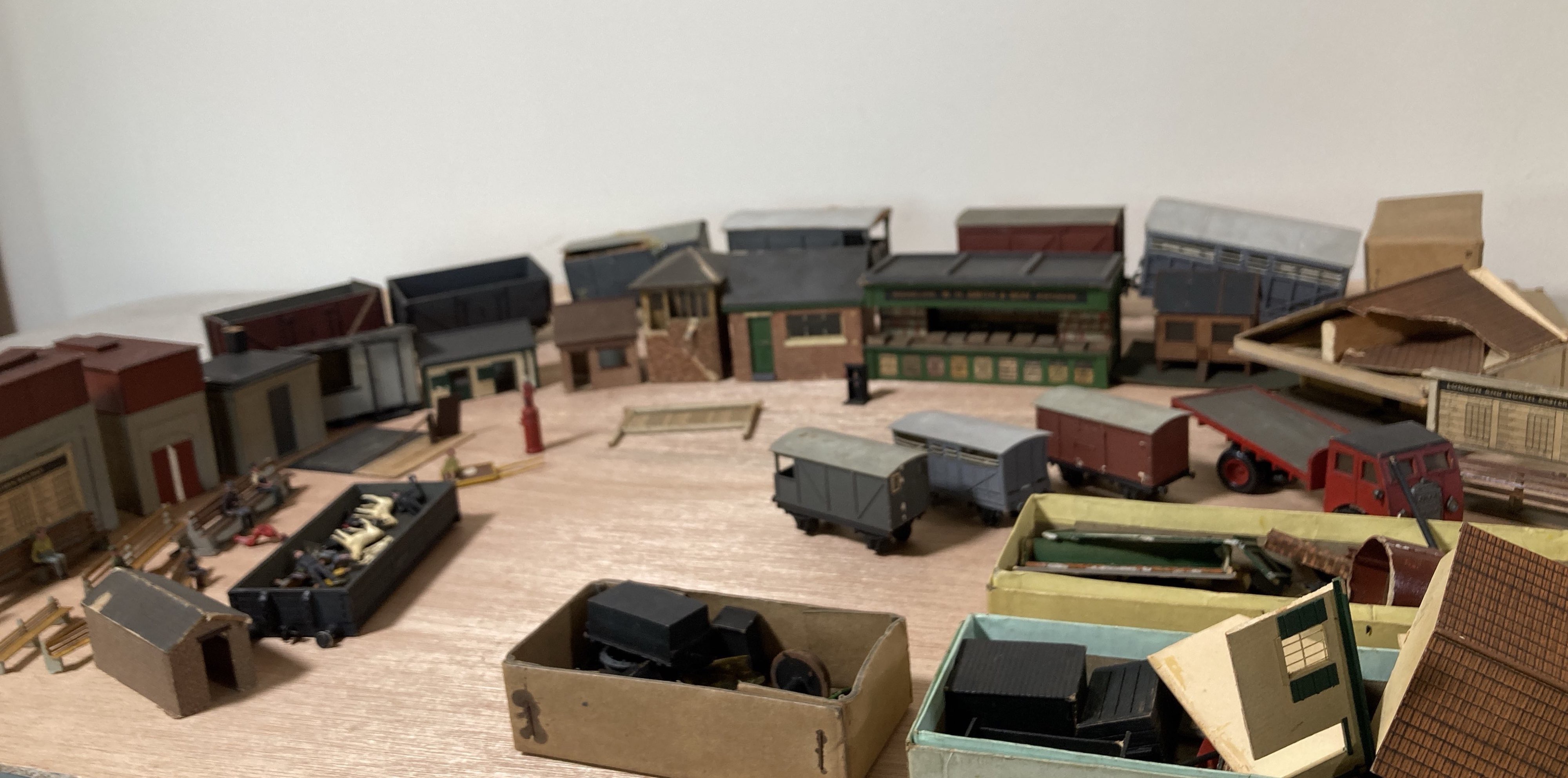 Lot 72 - MODEL RAILWAY - STATION BUILDINGS