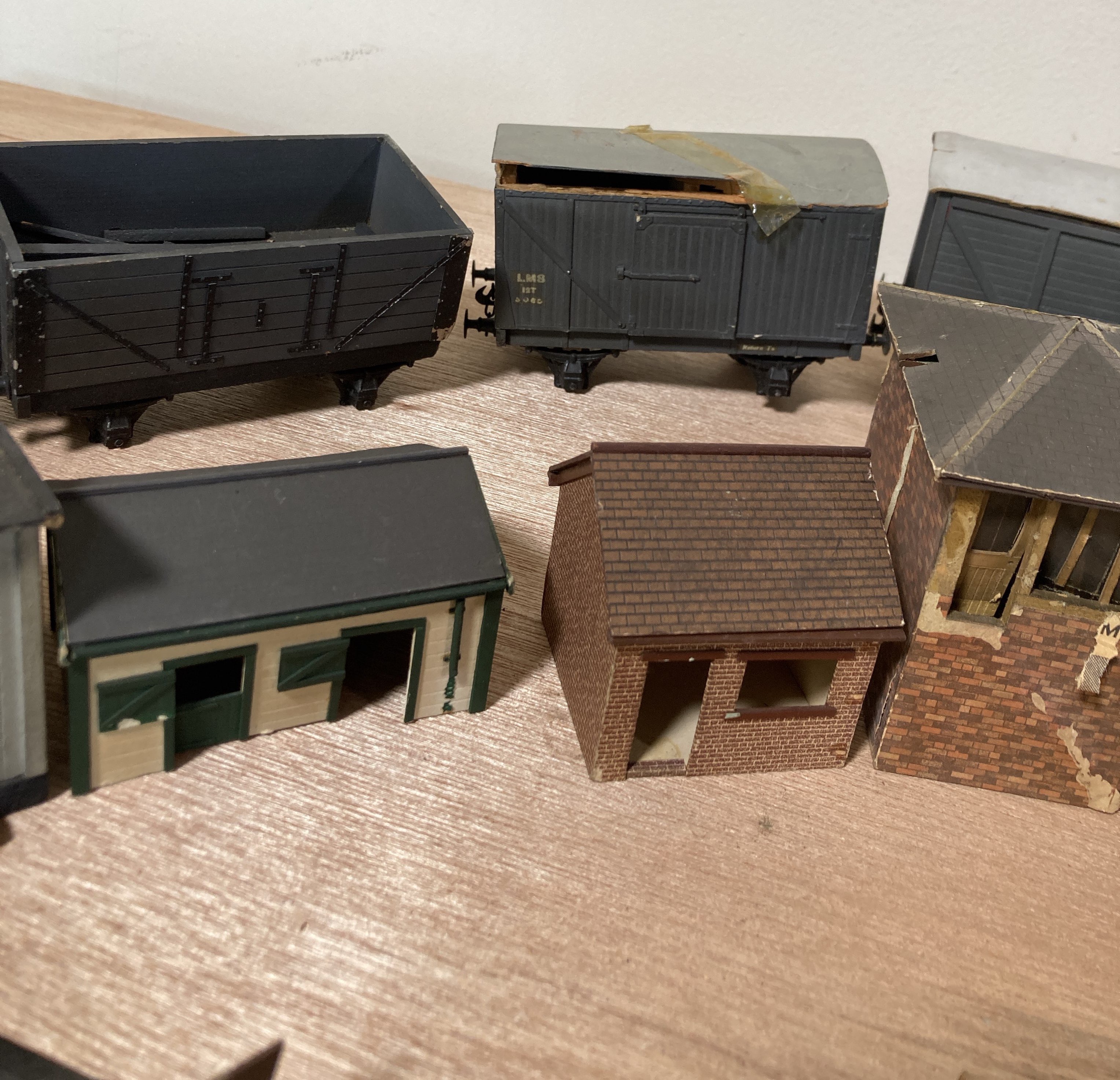 Lot 72 - MODEL RAILWAY - STATION BUILDINGS