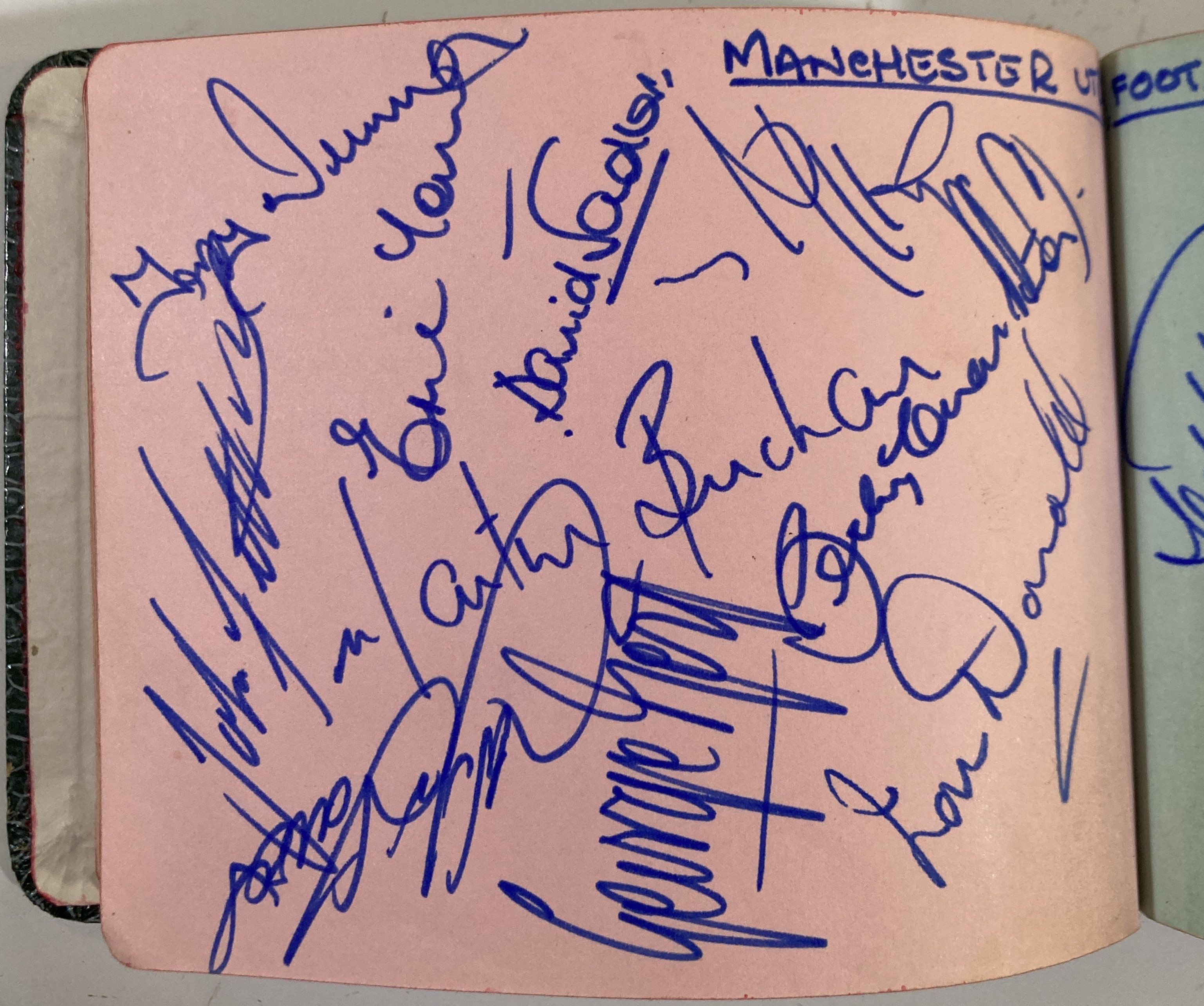 Lot 93 - MANCHESTER UNITED - FULL SET OF AUTOGRAPHS C