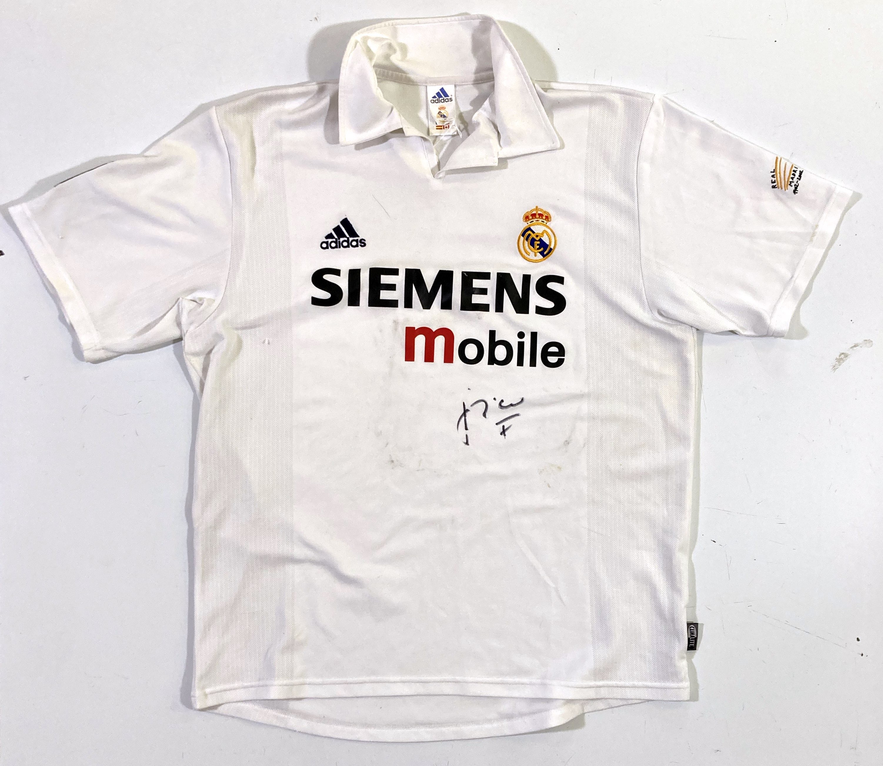 Lot 120 - FOOTBALL MEMORABILIA - A SIGNED REAL MADRID