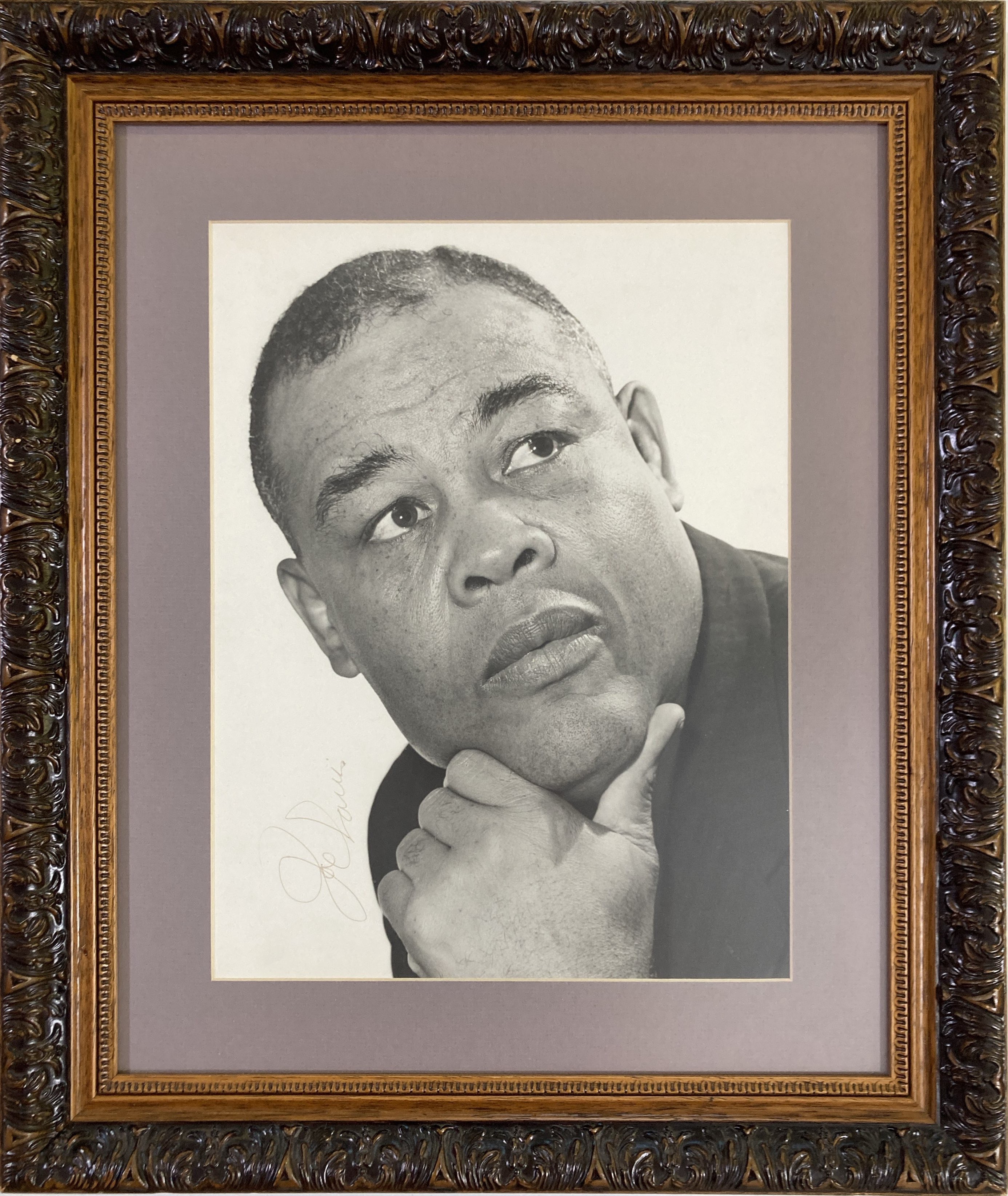 Lot 22 - JOE LOUIS - A SIGNED PHOTO.
