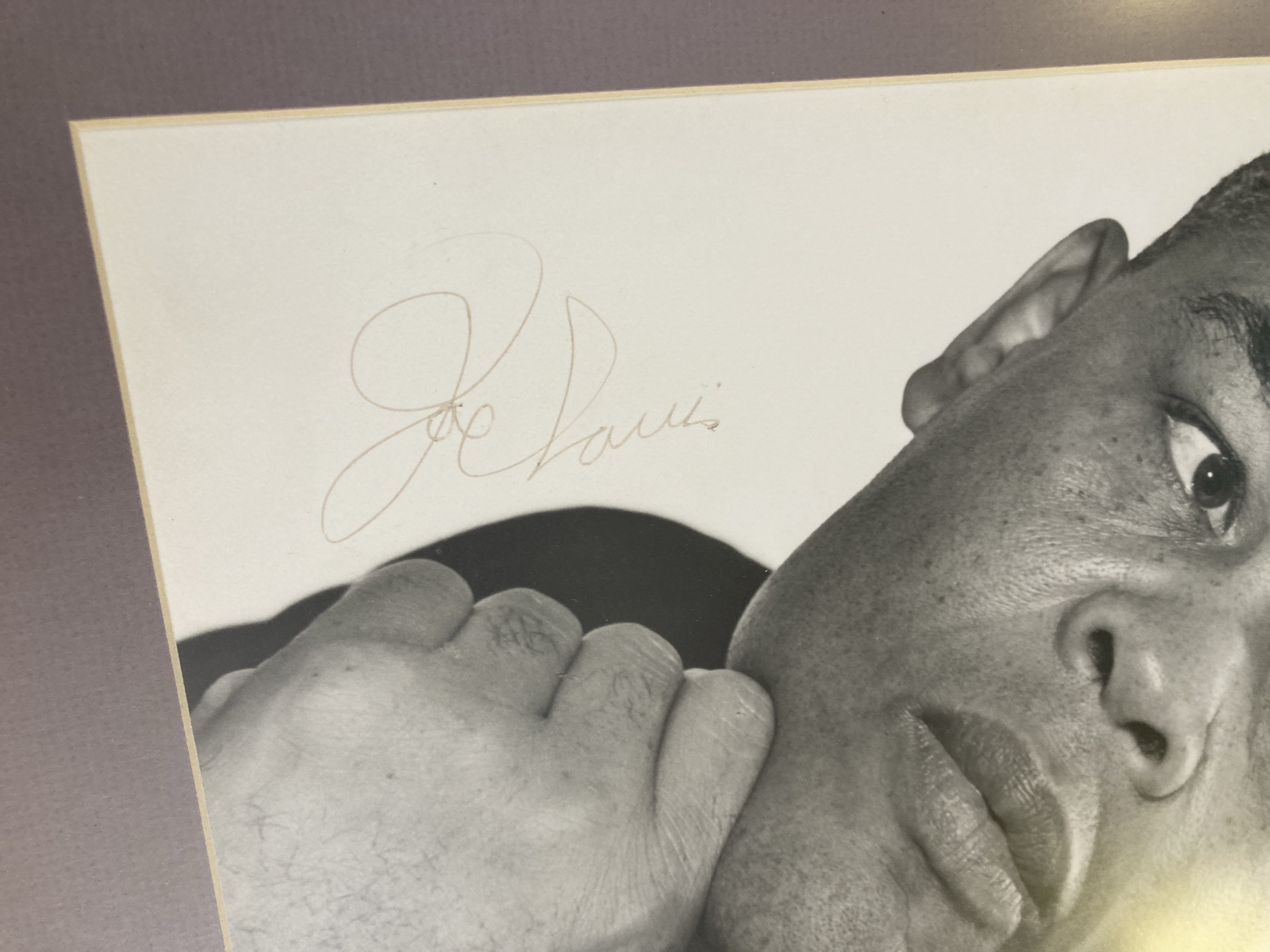 Lot 22 - JOE LOUIS - A SIGNED PHOTO.