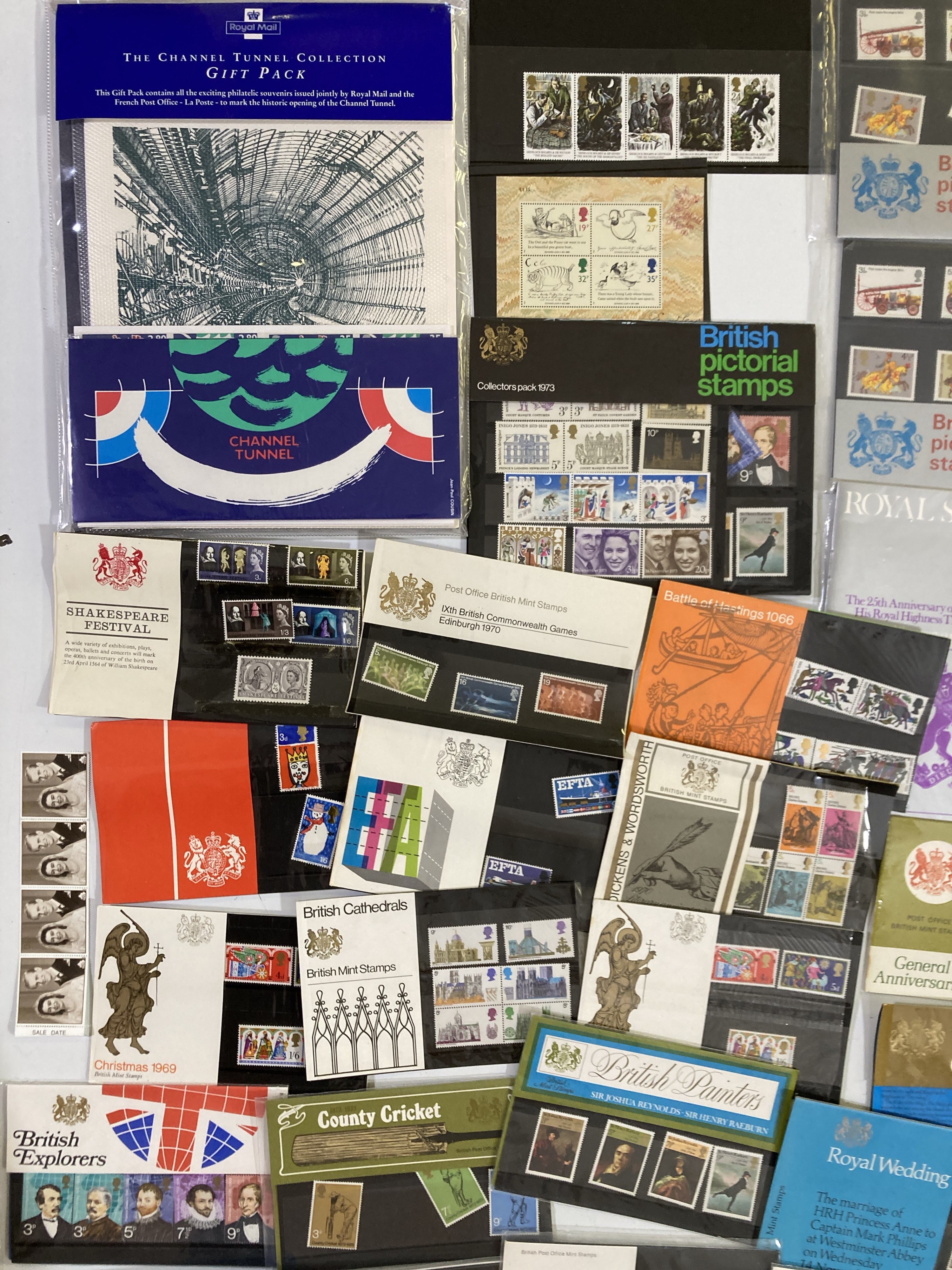 Lot 9 - STAMPS - UK PRESENTATION PACKS.