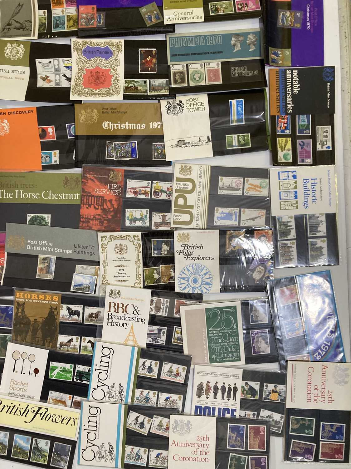 Lot 9 - STAMPS - UK PRESENTATION PACKS.