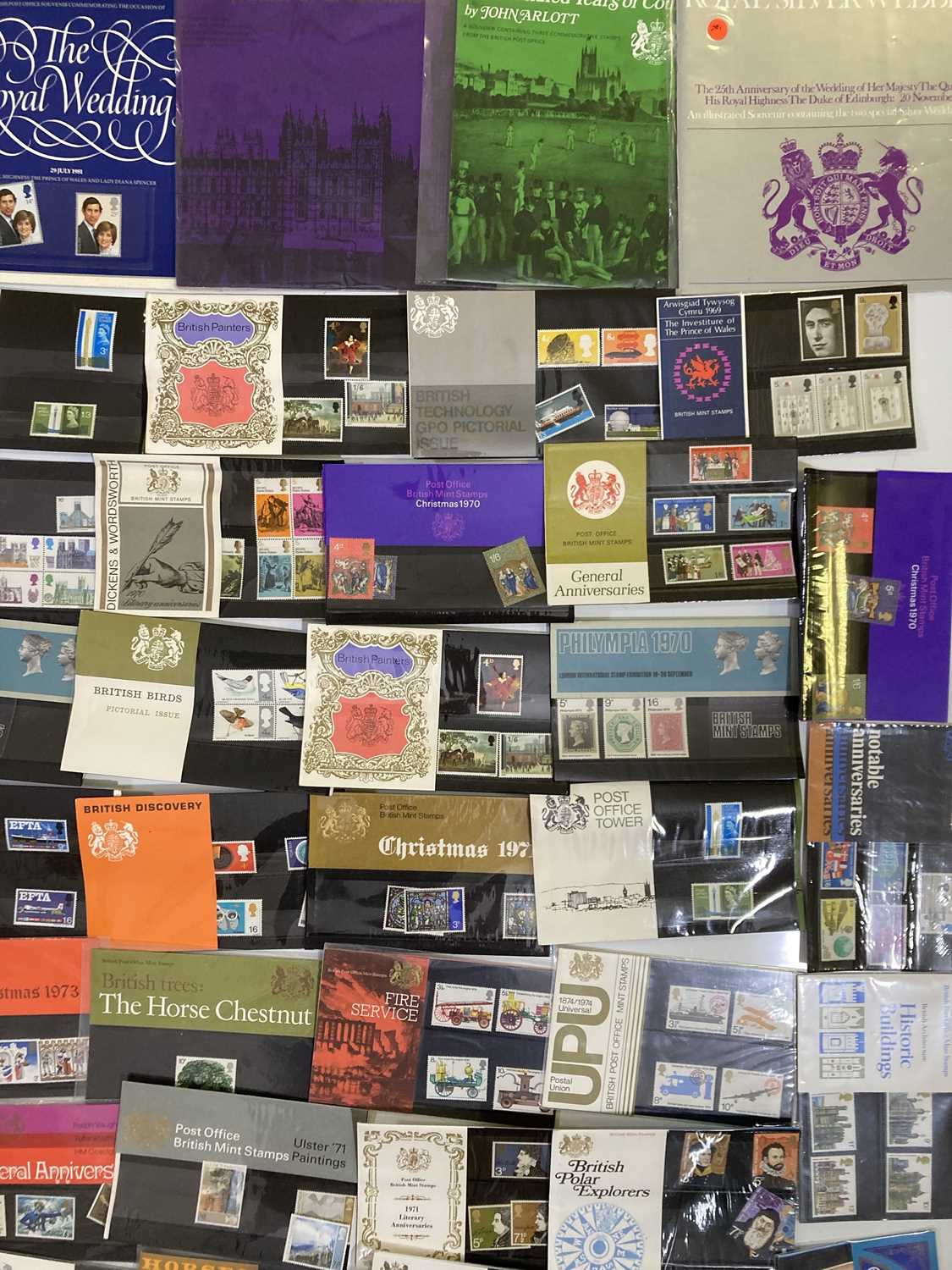 Lot 9 - STAMPS - UK PRESENTATION PACKS.