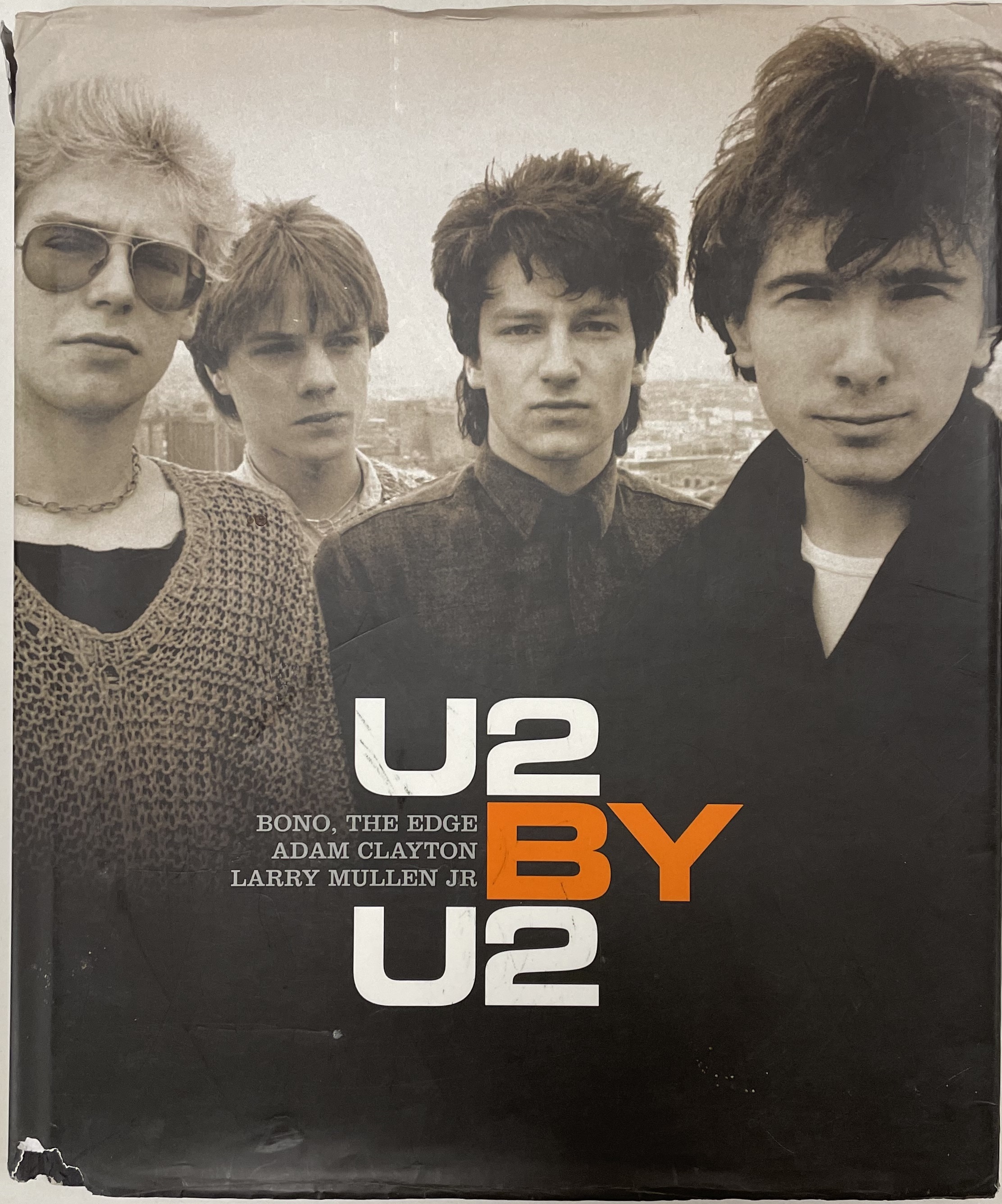 Lot 331 - U2 - FULLY SIGNED BOOK FROM BARNES AND NOBLE