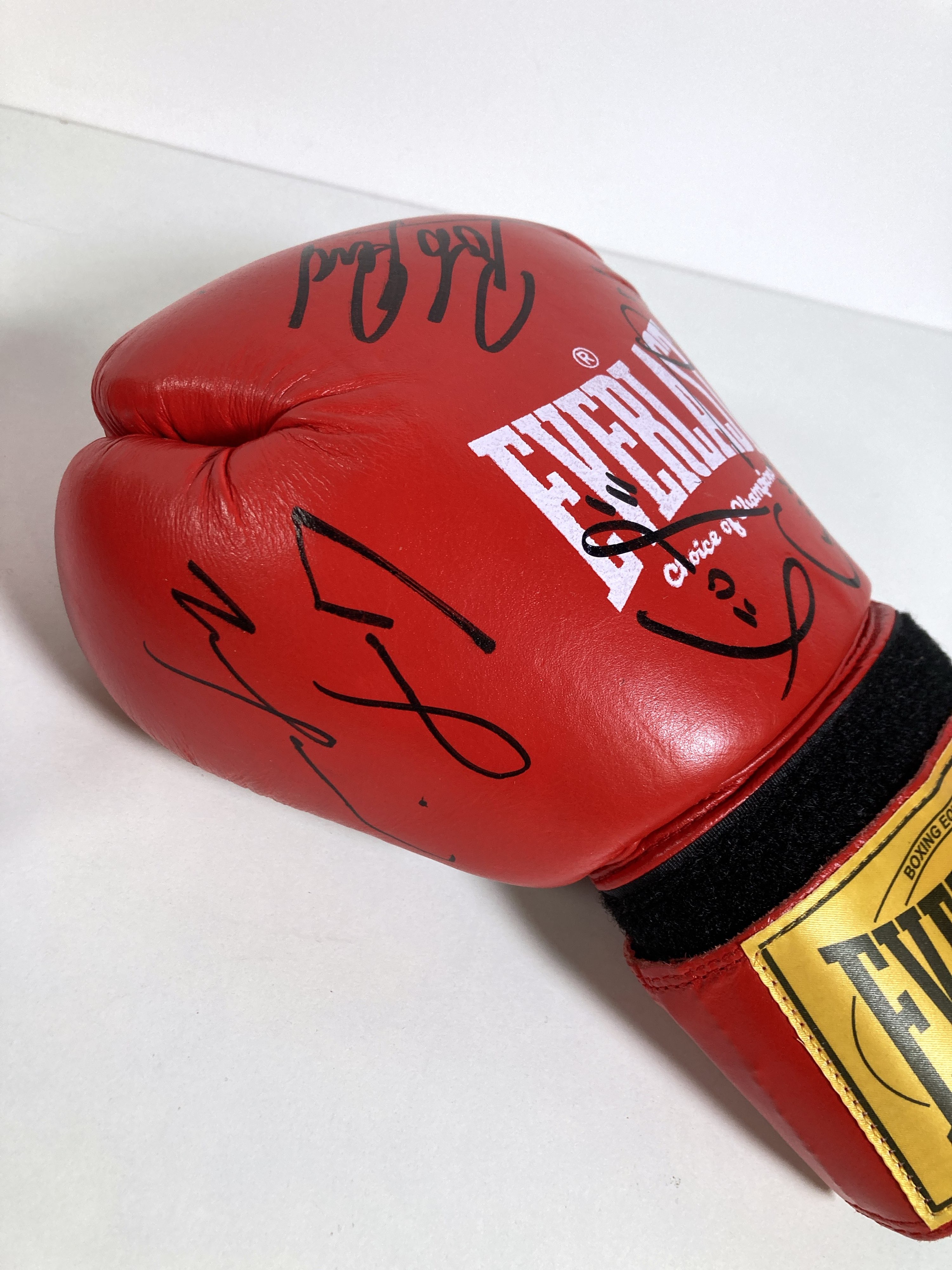 Lot 56 - BOXING MEMORABILIA - SIGNED GLOVES INC